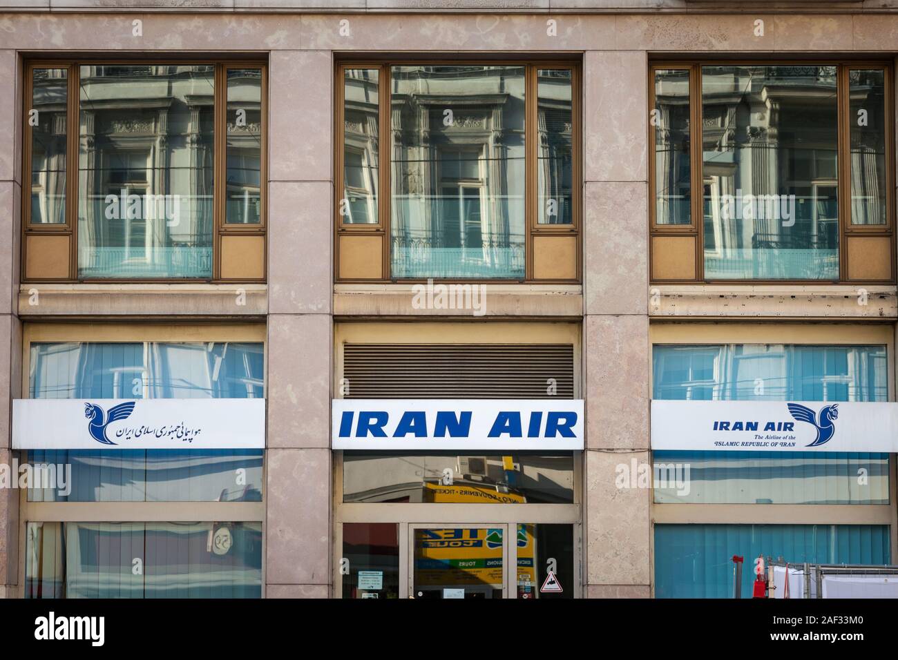 Wien, ÖSTERREICH - NOVEMBER 6, 2019: Iran Air Logo vor ihren Hauptsitz ...