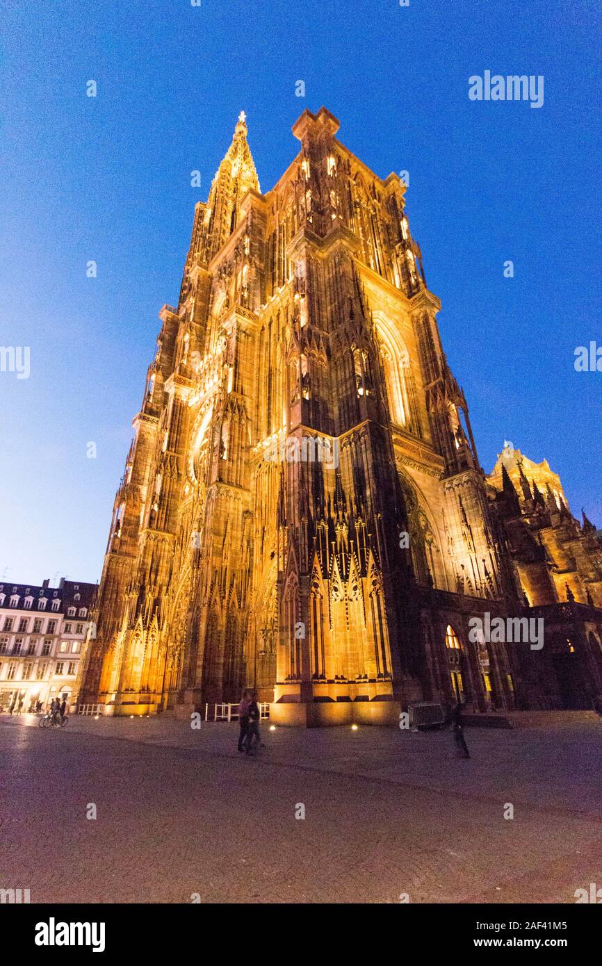 Straßburg belichtete kathedrale -Fotos und -Bildmaterial in hoher ...