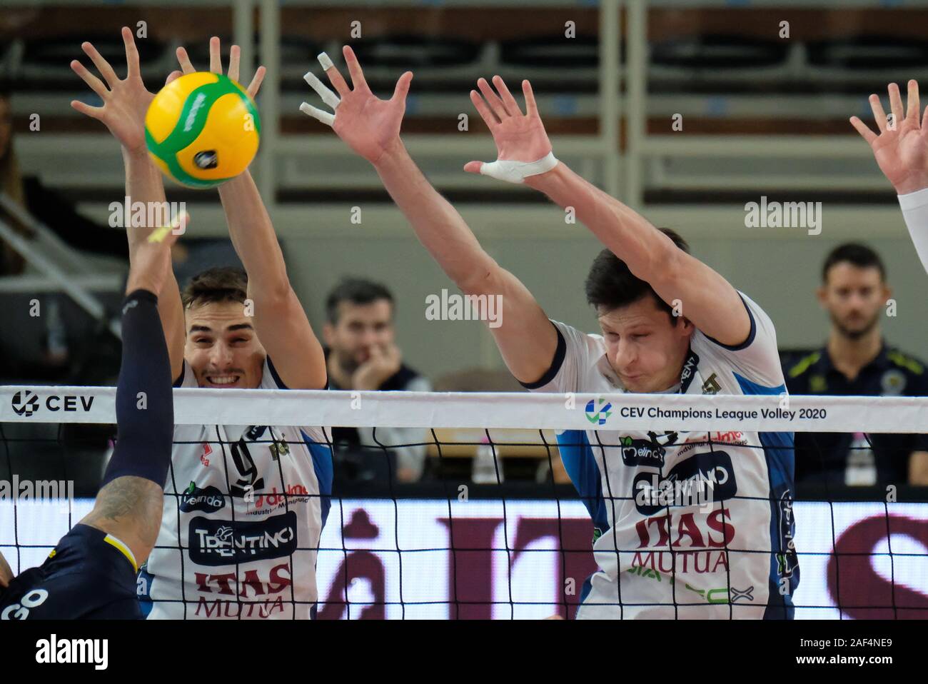 Block trento mit Simone giannelli (9) itas Trentino. Während Trentino Itas vs Fenerbahce HDI ...