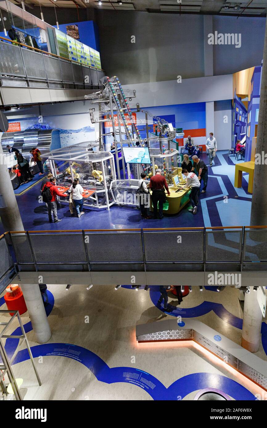 Interieur des Science Center Nemo in Amsterdam. Das Museum hat seinen ...