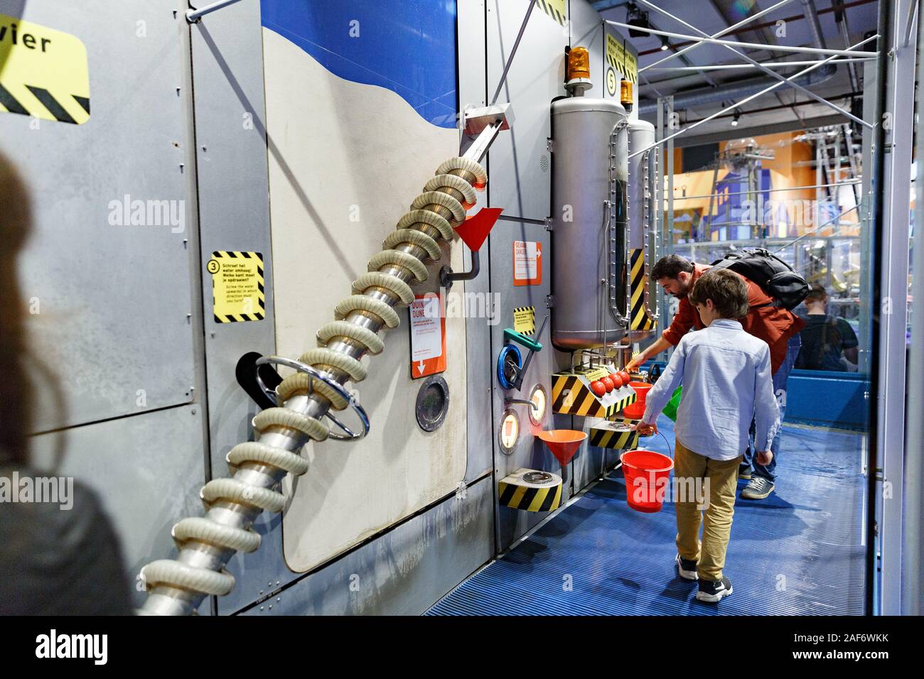Interieur des Science Center Nemo in Amsterdam. Das Museum hat seinen ...