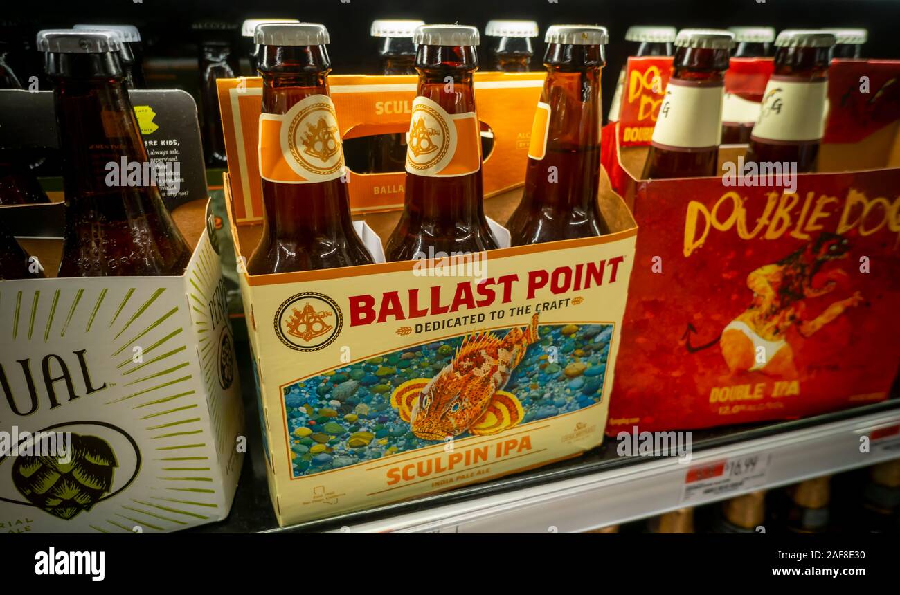 6 pack beer -Fotos und -Bildmaterial in hoher Auflösung – Alamy