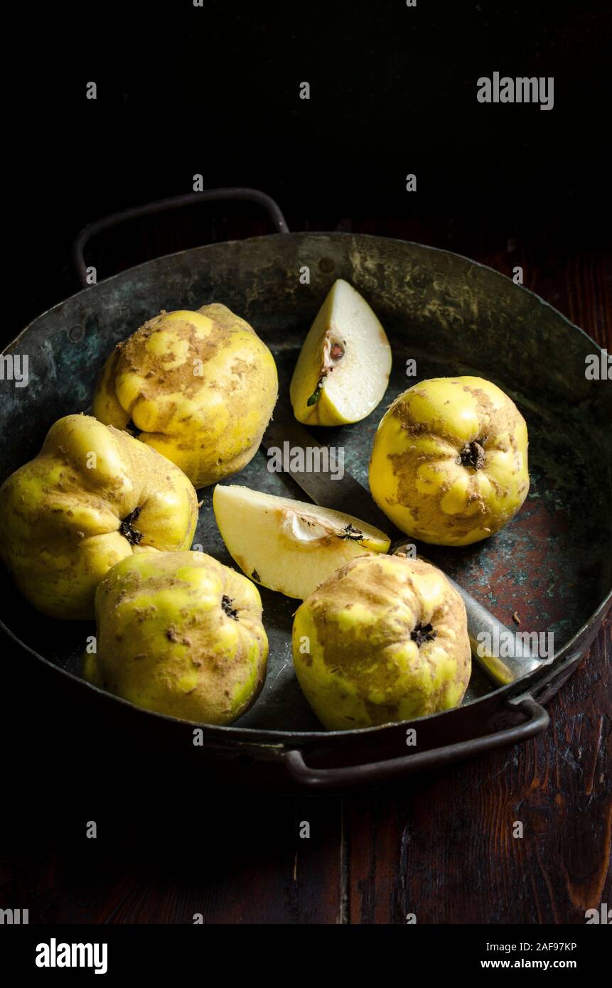 Apfel quitten -Fotos und -Bildmaterial in hoher Auflösung – Alamy