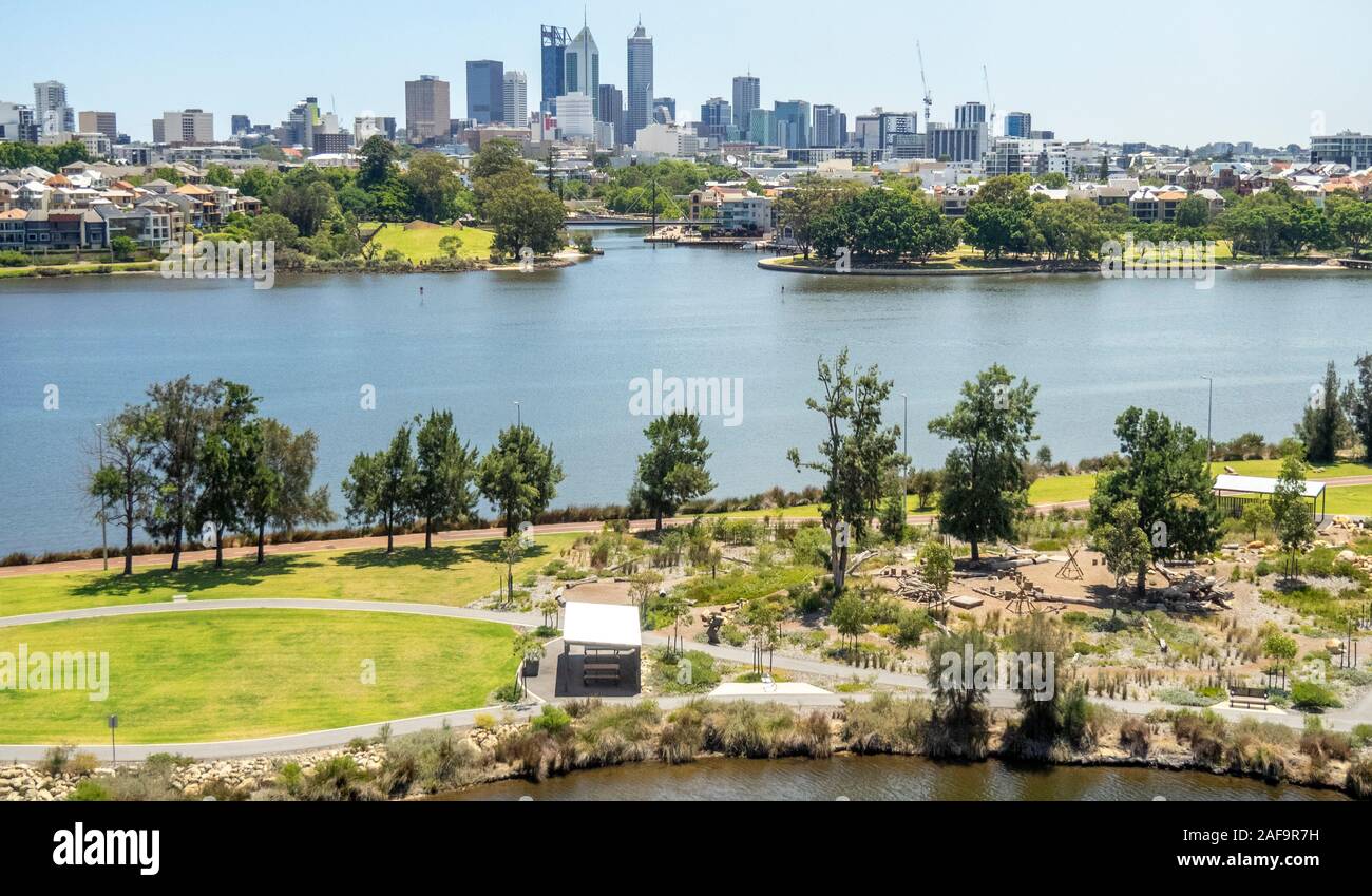 Perth City Türme und Wolkenkratzer Skyline und Eingang zu Claisebrook ...