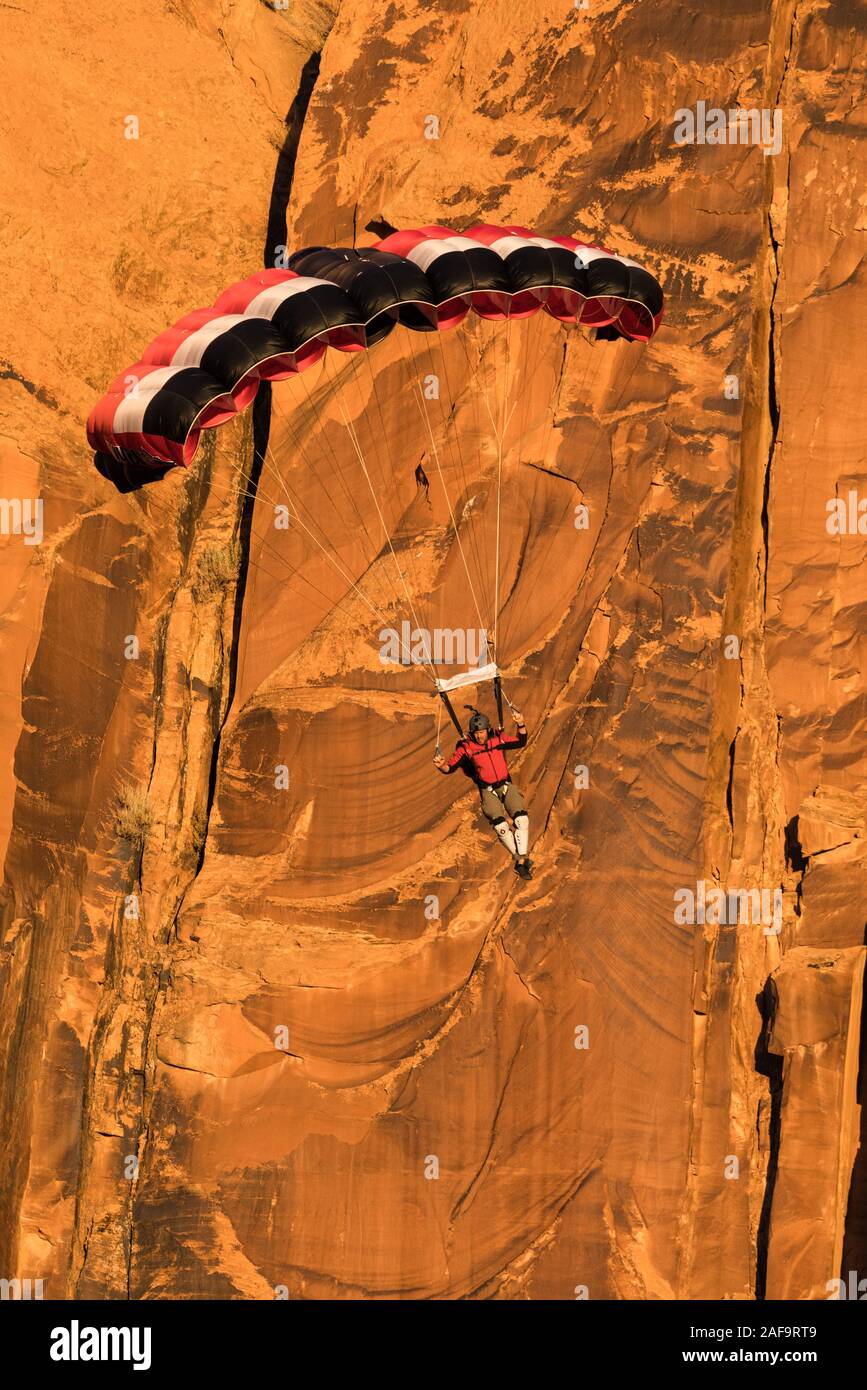 Ein Base Jumper fällt in seinem Fallschirm aus der 400-Fuß vertikale ...