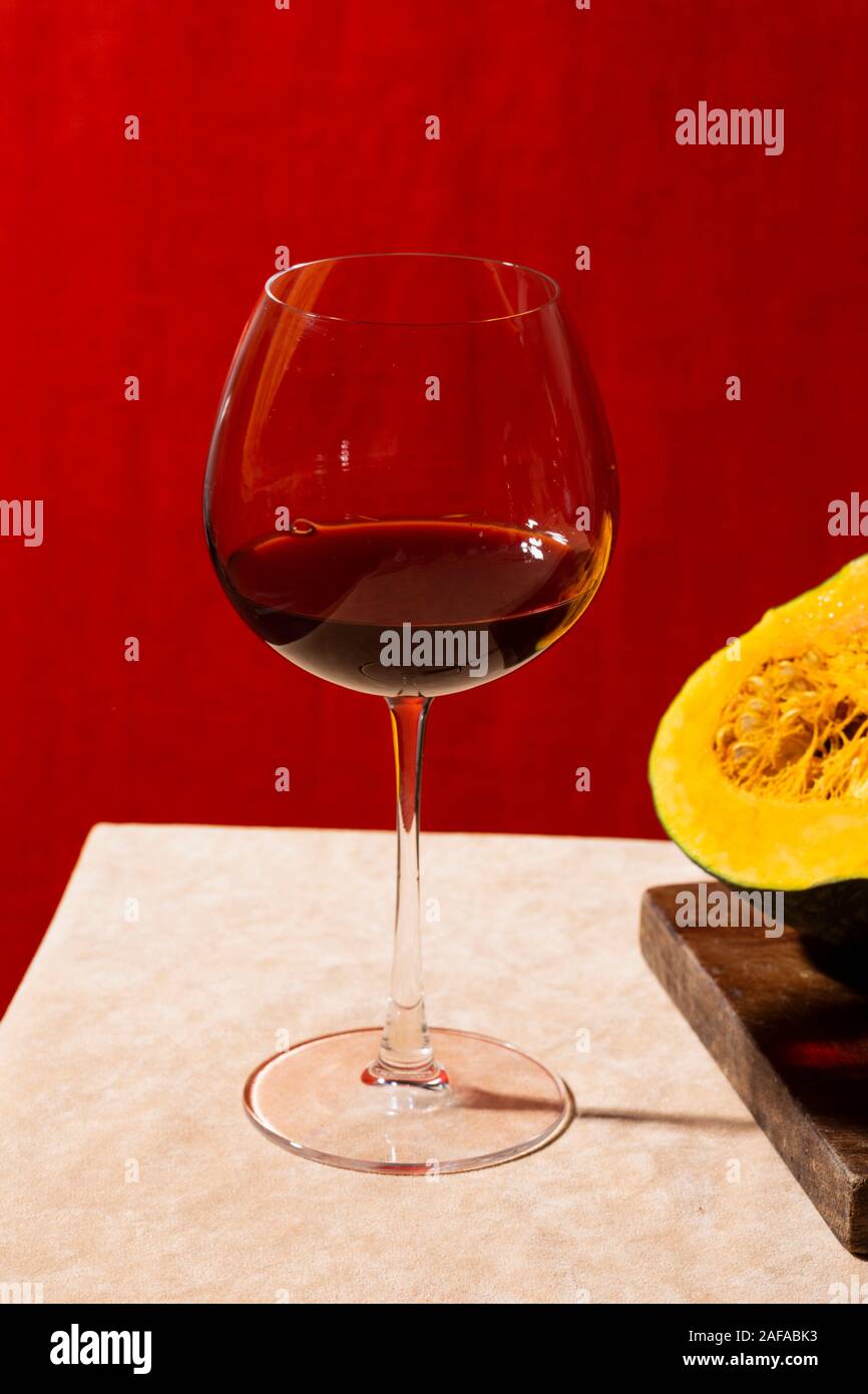 Roter toskanischer wein -Fotos und -Bildmaterial in hoher Auflösung – Alamy