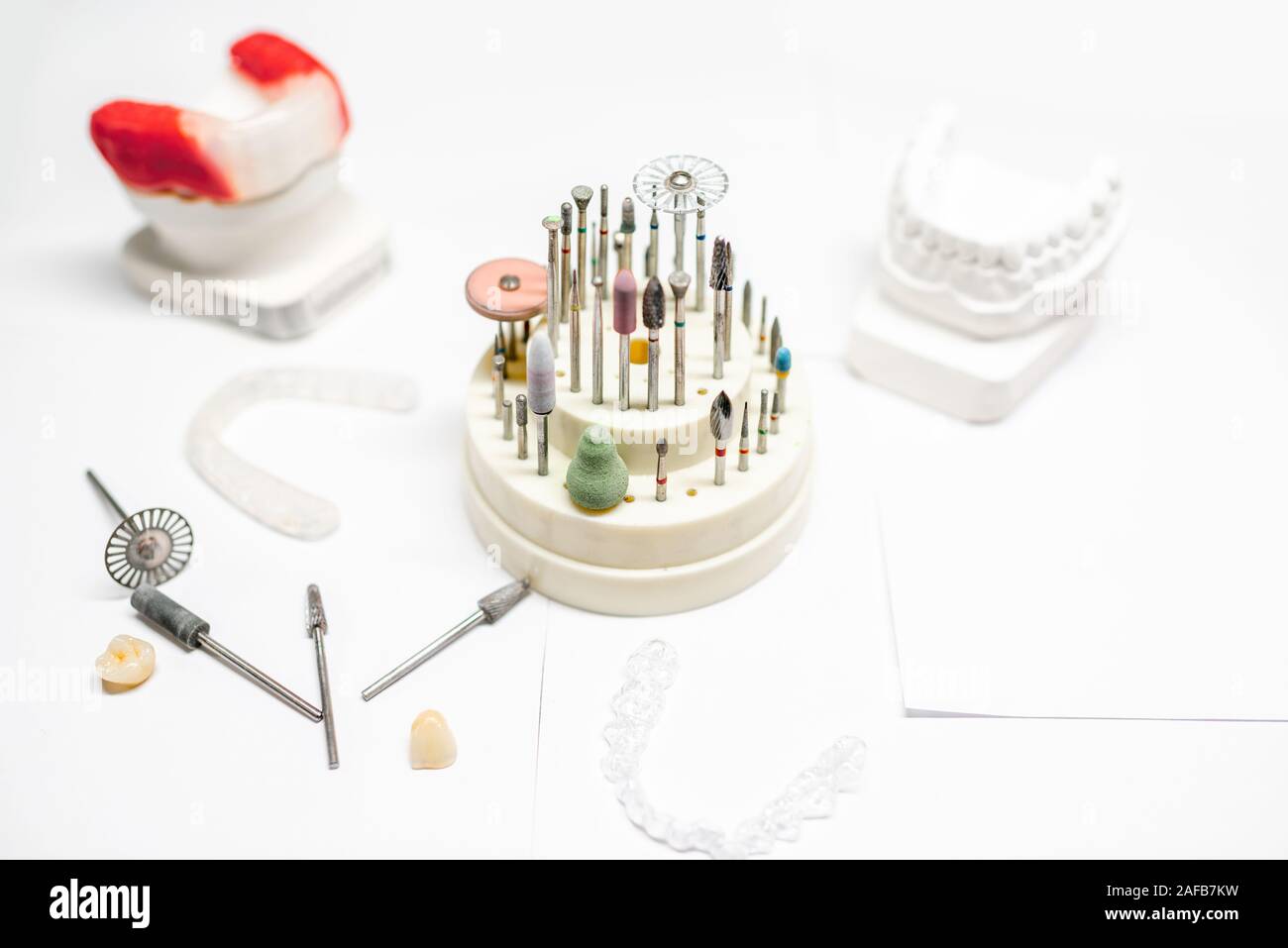 Zahnarzt schleifen von zahnersatz -Fotos und -Bildmaterial in hoher ...