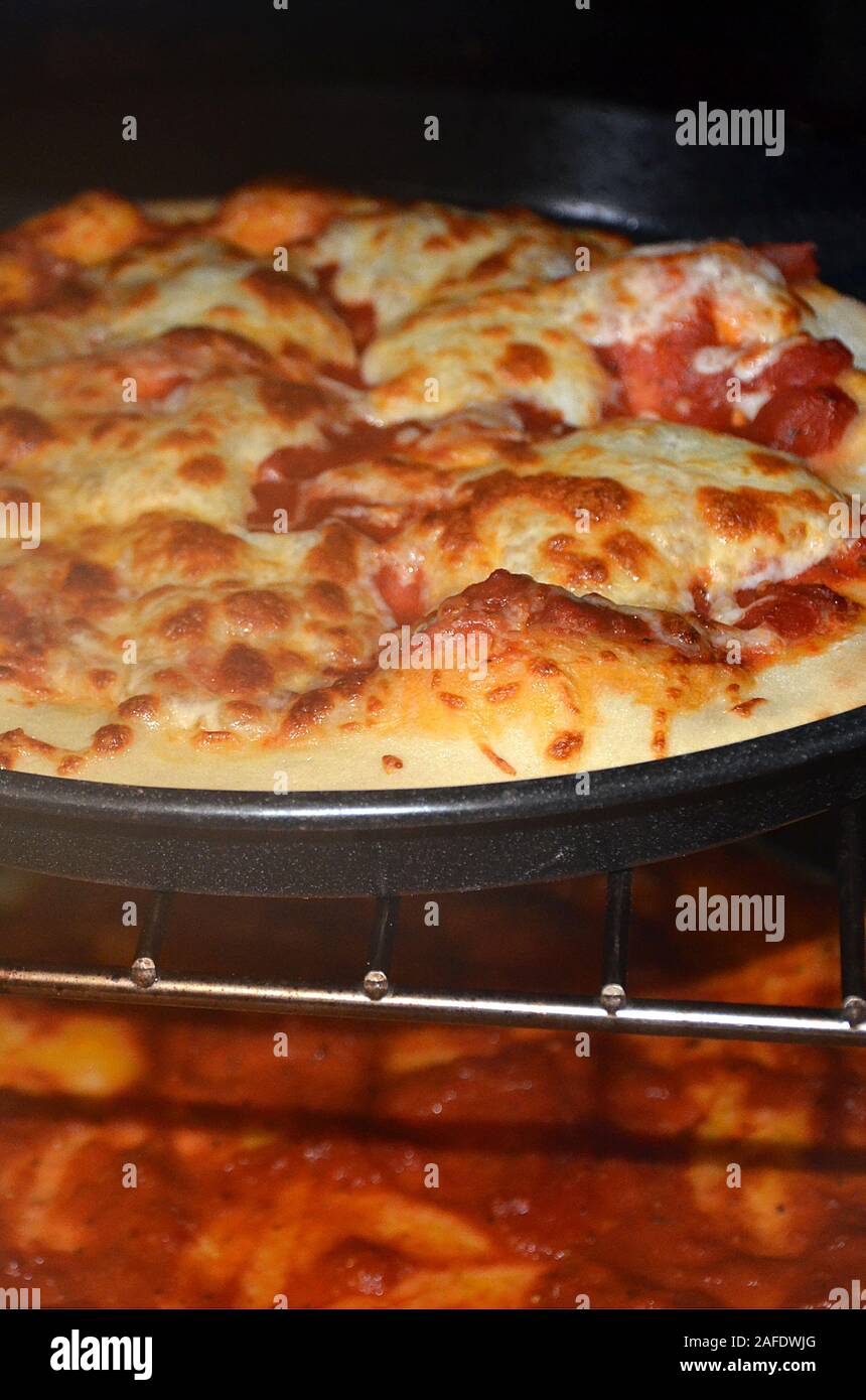 Halb pizza -Fotos und -Bildmaterial in hoher Auflösung – Alamy