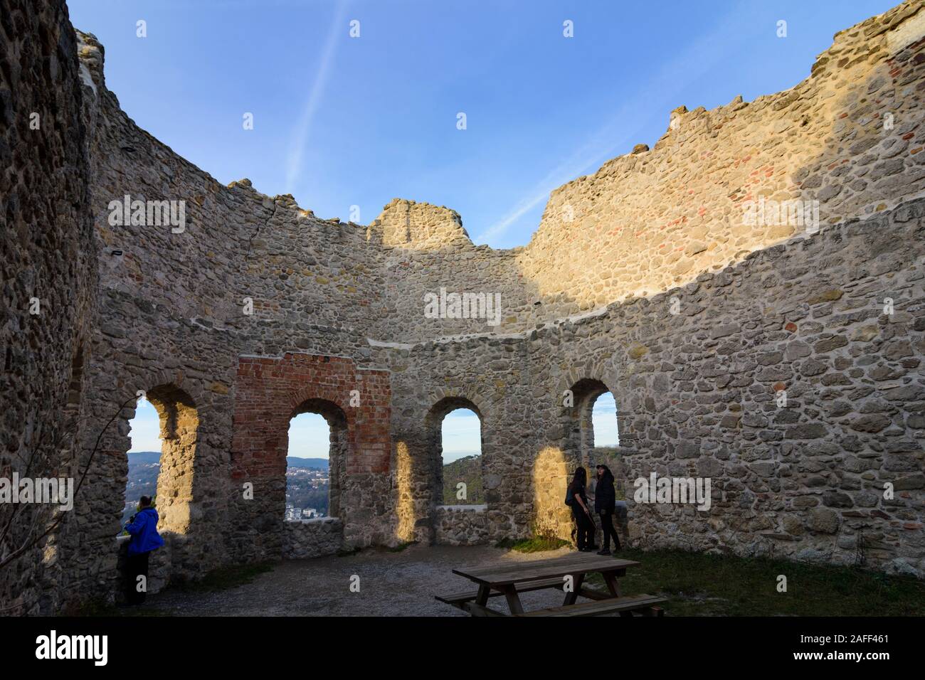 Burgruine modling -Fotos und -Bildmaterial in hoher Auflösung – Alamy