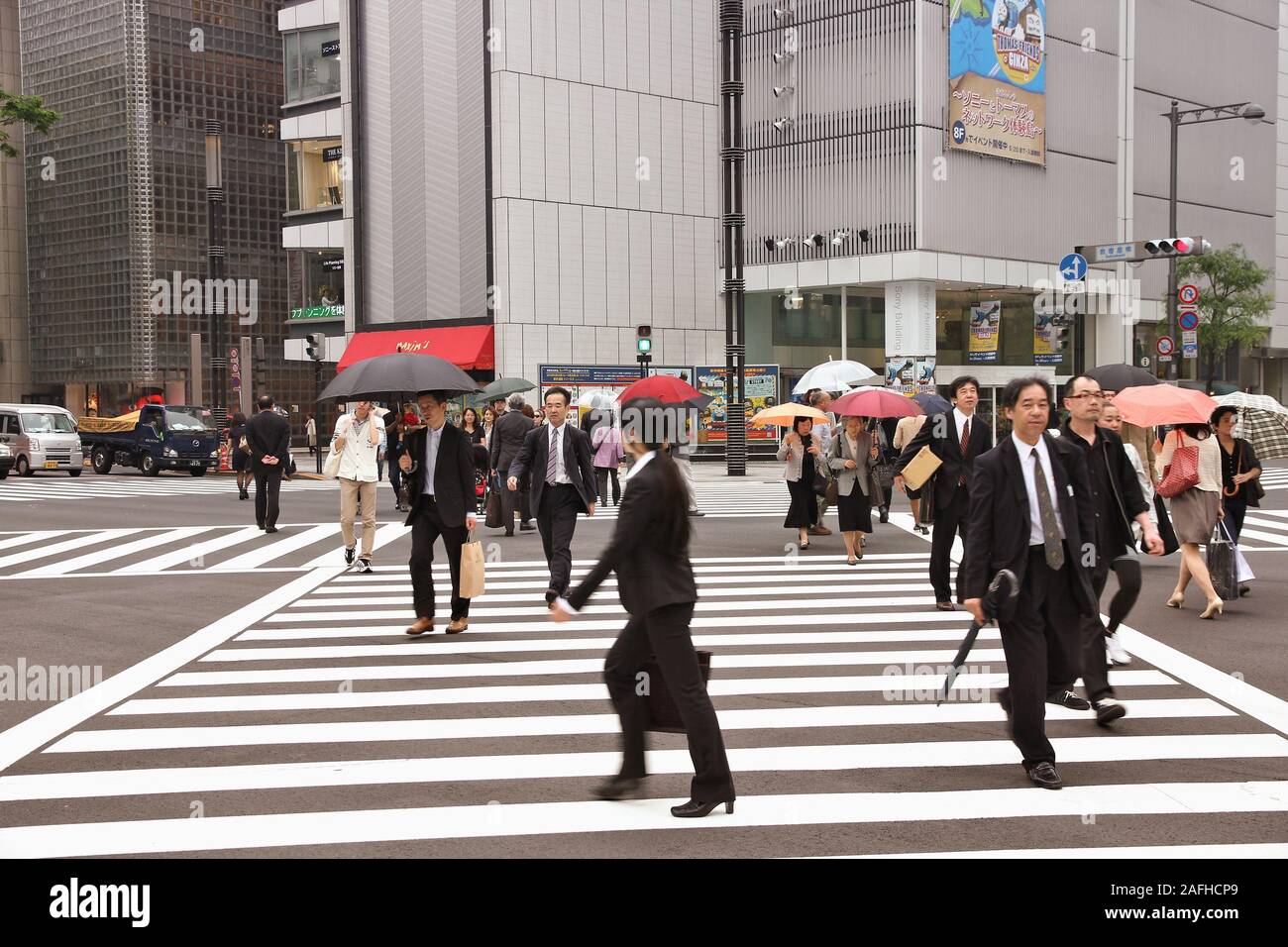 TOKYO, JAPAN - 9. Mai 2012: Menschen besuchen Sukiyabashi Kreuzung in Ginza, Tokyo. Sukiyabashi ...