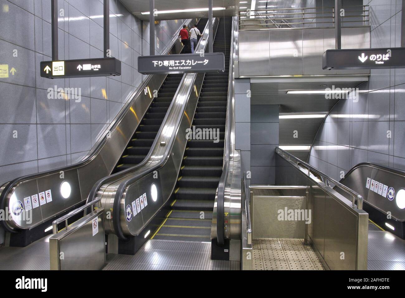 OSAKA, Japan - 25 April 2012: Menschen Rolltreppe fahren U-Bahnstation ...