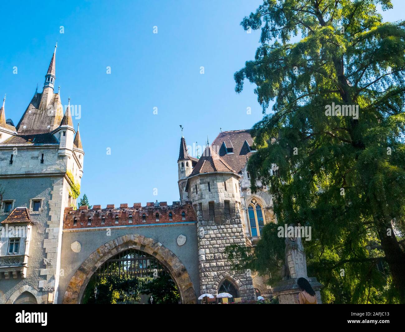 Die Burg von Vajdahunyad im Stadtpark von Budapest 1896 feiert 1000 ...