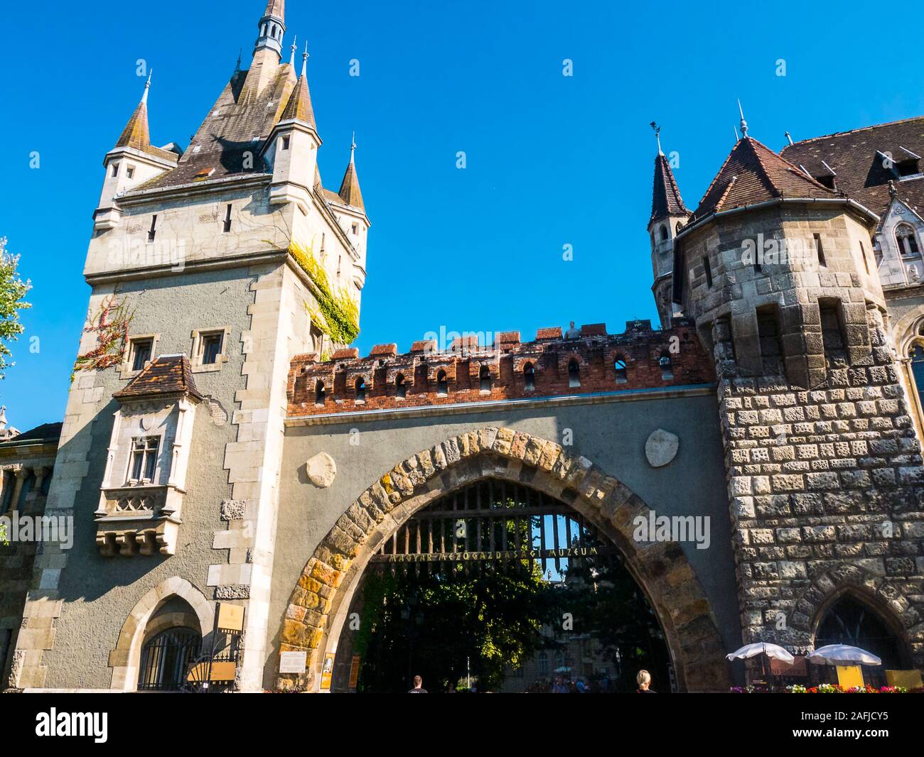 Die Burg von Vajdahunyad im Stadtpark von Budapest 1896 feiert 1000 ...
