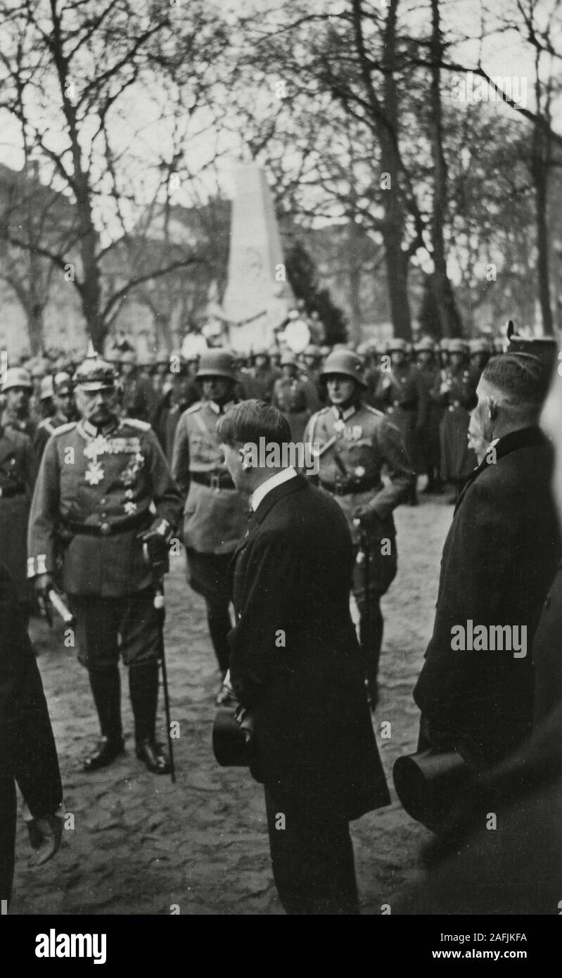 Deutsche Feldmarschall Hindenburg und Adolf Hitler vor der ...