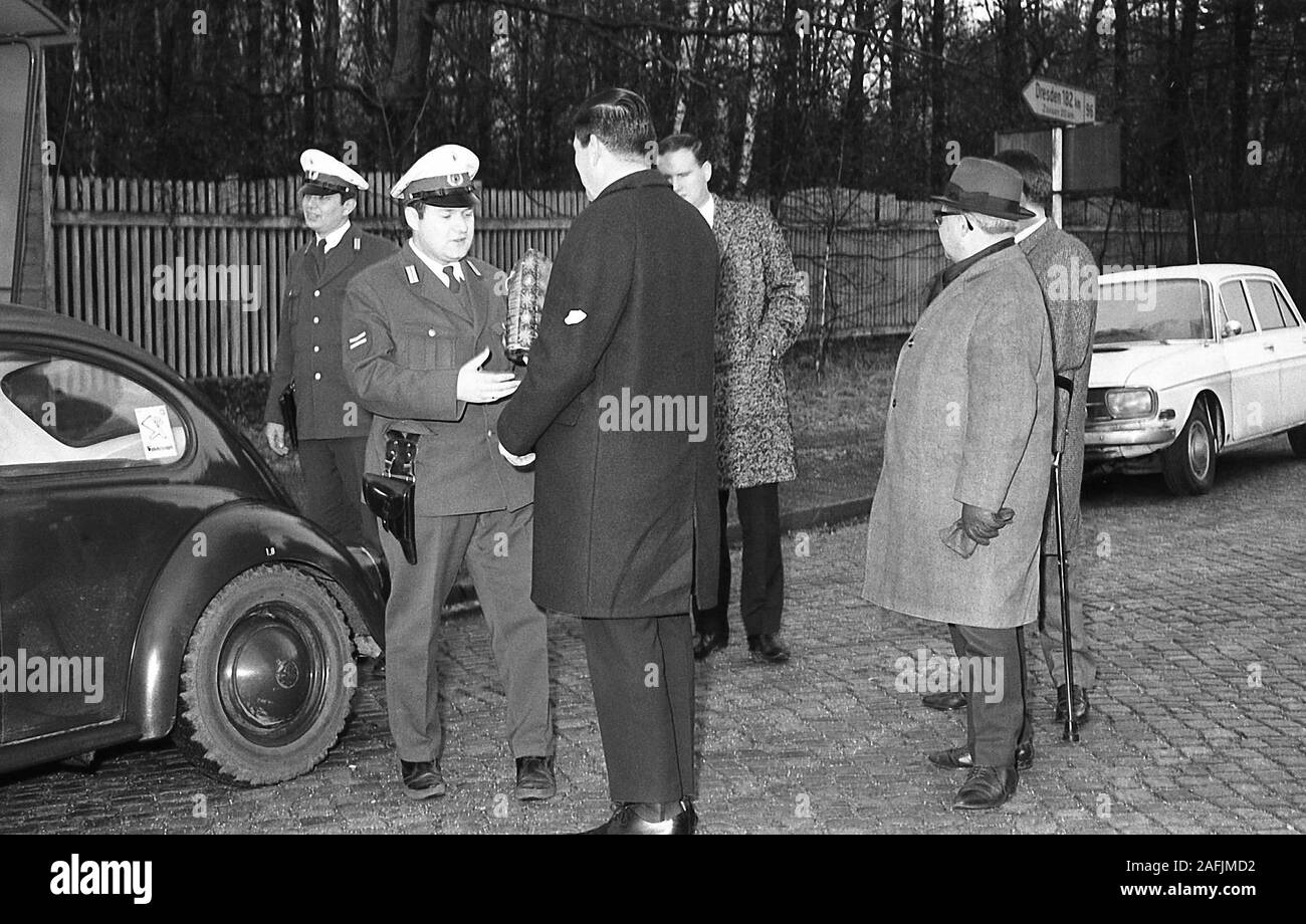 West berlin police -Fotos und -Bildmaterial in hoher Auflösung - Seite ...
