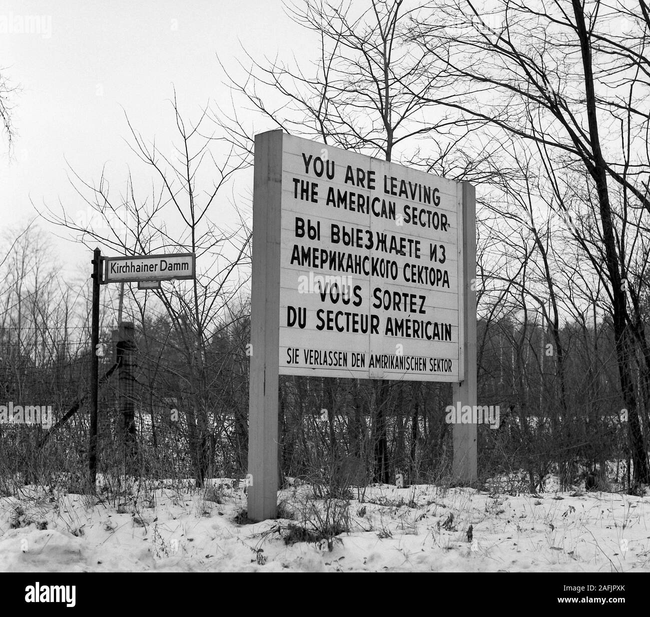 Sie verlassen west berlin -Fotos und -Bildmaterial in hoher Auflösung ...