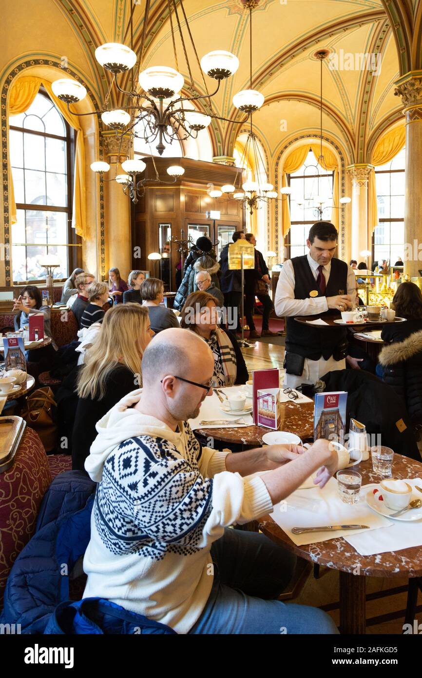Vienna cafe central -Fotos und -Bildmaterial in hoher Auflösung – Alamy