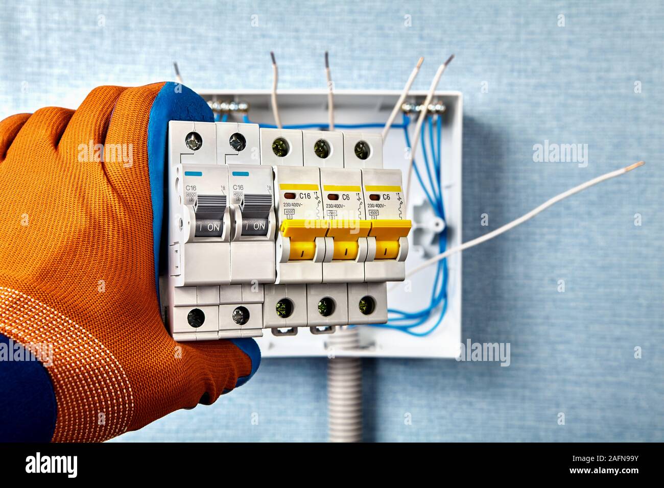 Die Einheit der elektrischen Verkabelung Installation, die im Wohnhaus ...