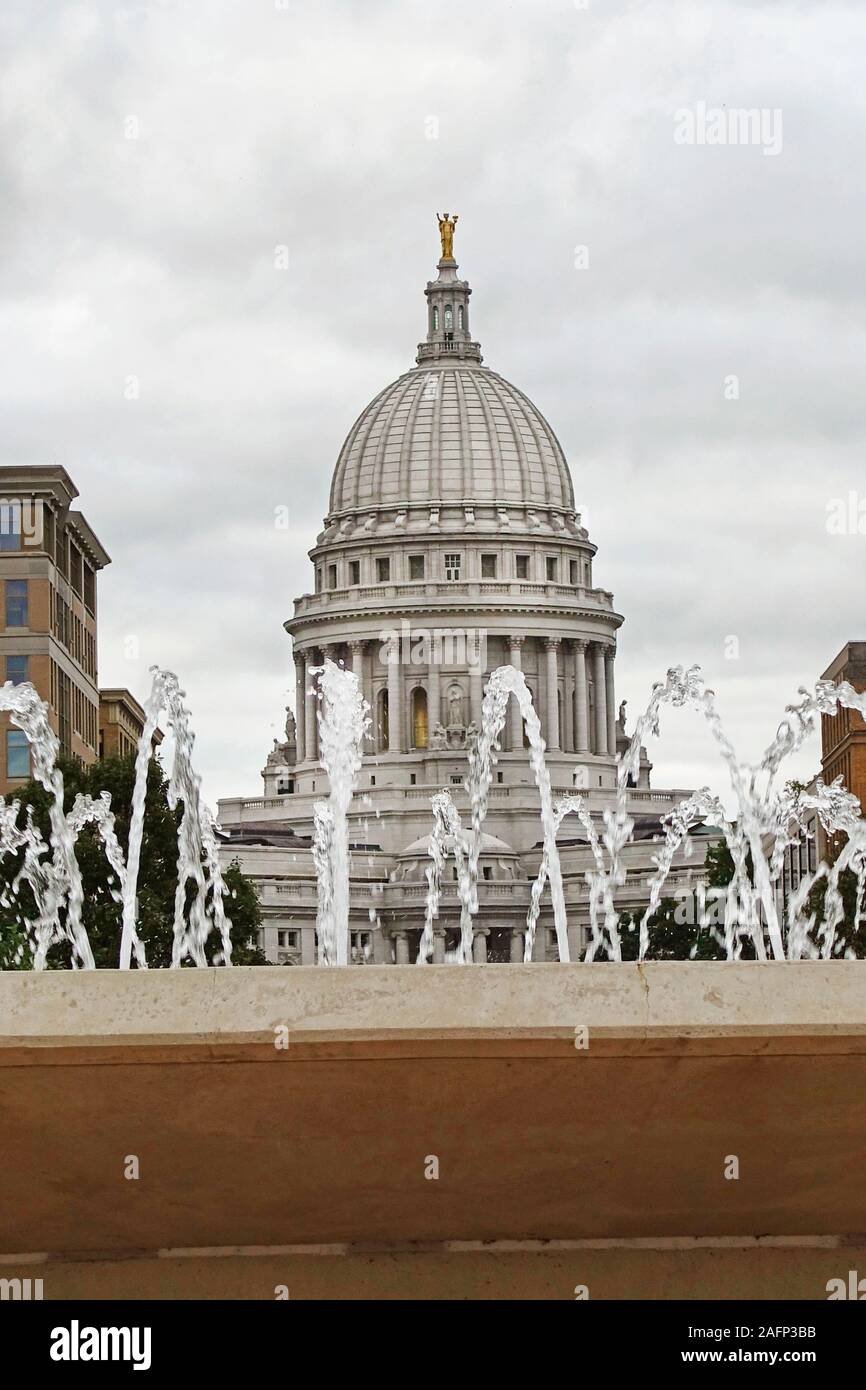 Fountain in front capitol building -Fotos und -Bildmaterial in hoher ...