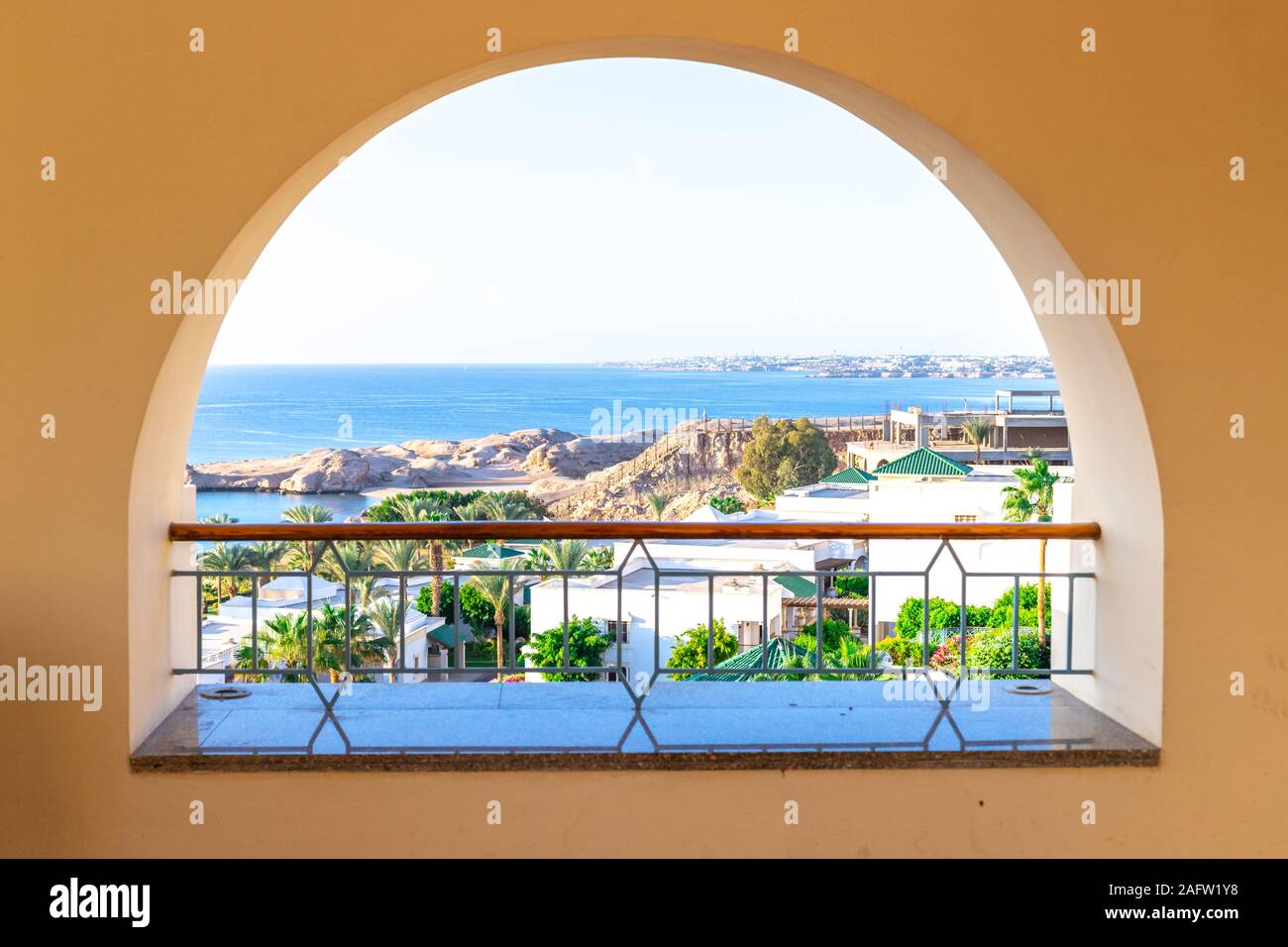 Blick Durch Steinbogen Stockfotos und -bilder Kaufen - Alamy