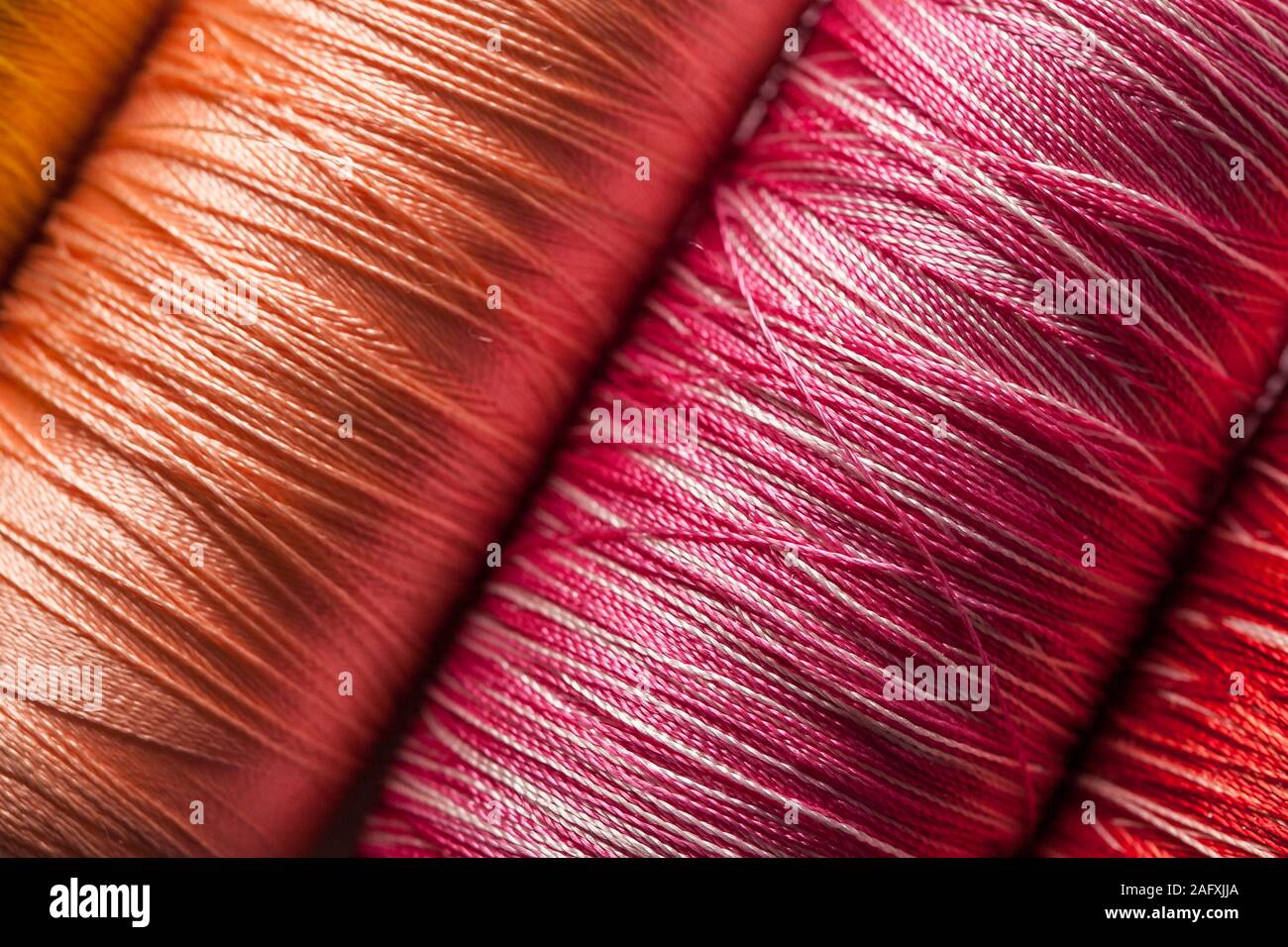 Baumwollrollen aus hellrosa faden -Fotos und -Bildmaterial in hoher ...