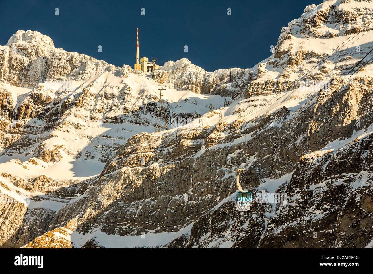 Der Berg Saentis mit Luftseilbahn im Winter, Kanton Appenzell ...