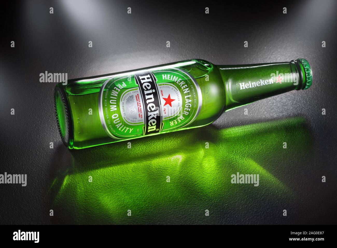 UKRAINE, Kiew - APRIL 02, 2014. Flasche Heineken Lagerbier mit ...