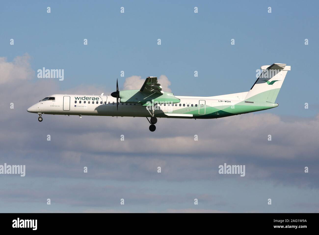 Norwegische Widerøe Bombardier Dash 8 Q400 mit der Registrierung LN ...
