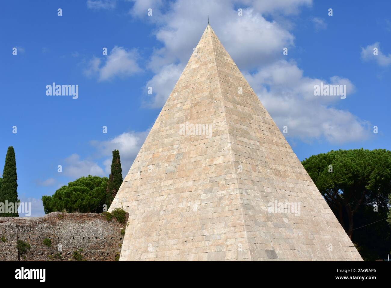 Piramide di Caio Cestio (Pyramide des Cestius) auch als Piramide Cestia ...