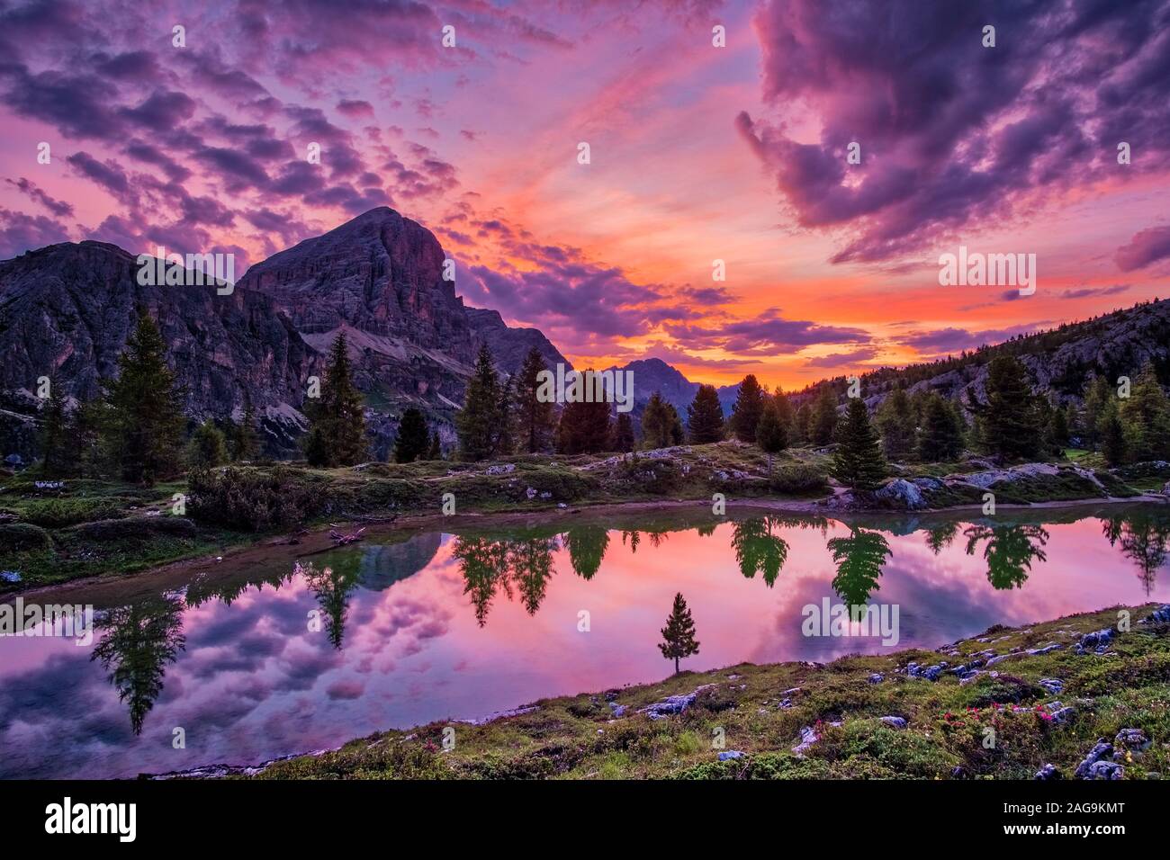Sonnenaufgang am lago di limides -Fotos und -Bildmaterial in hoher ...