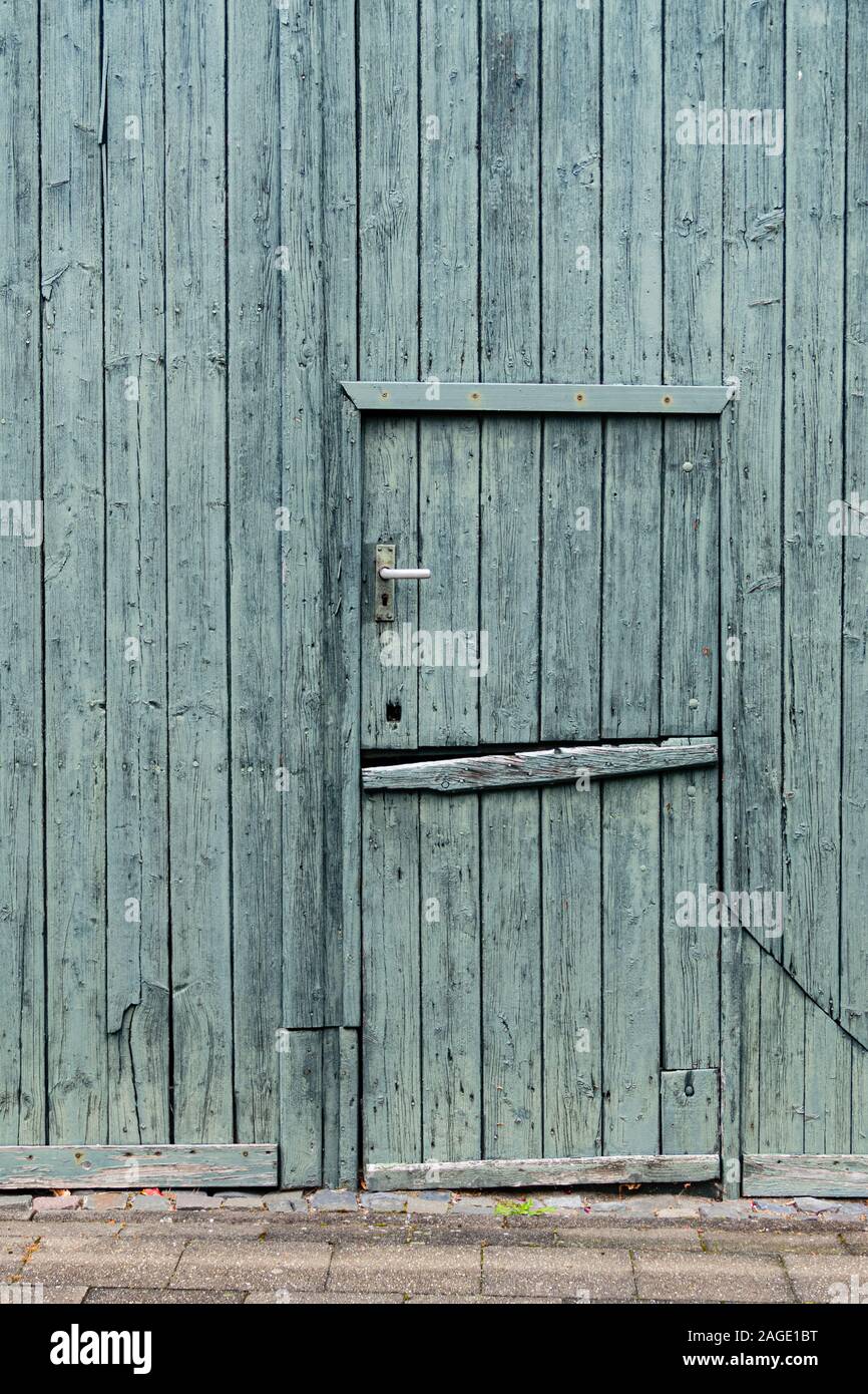 Alte scheune mit halber holztür -Fotos und -Bildmaterial in hoher ...