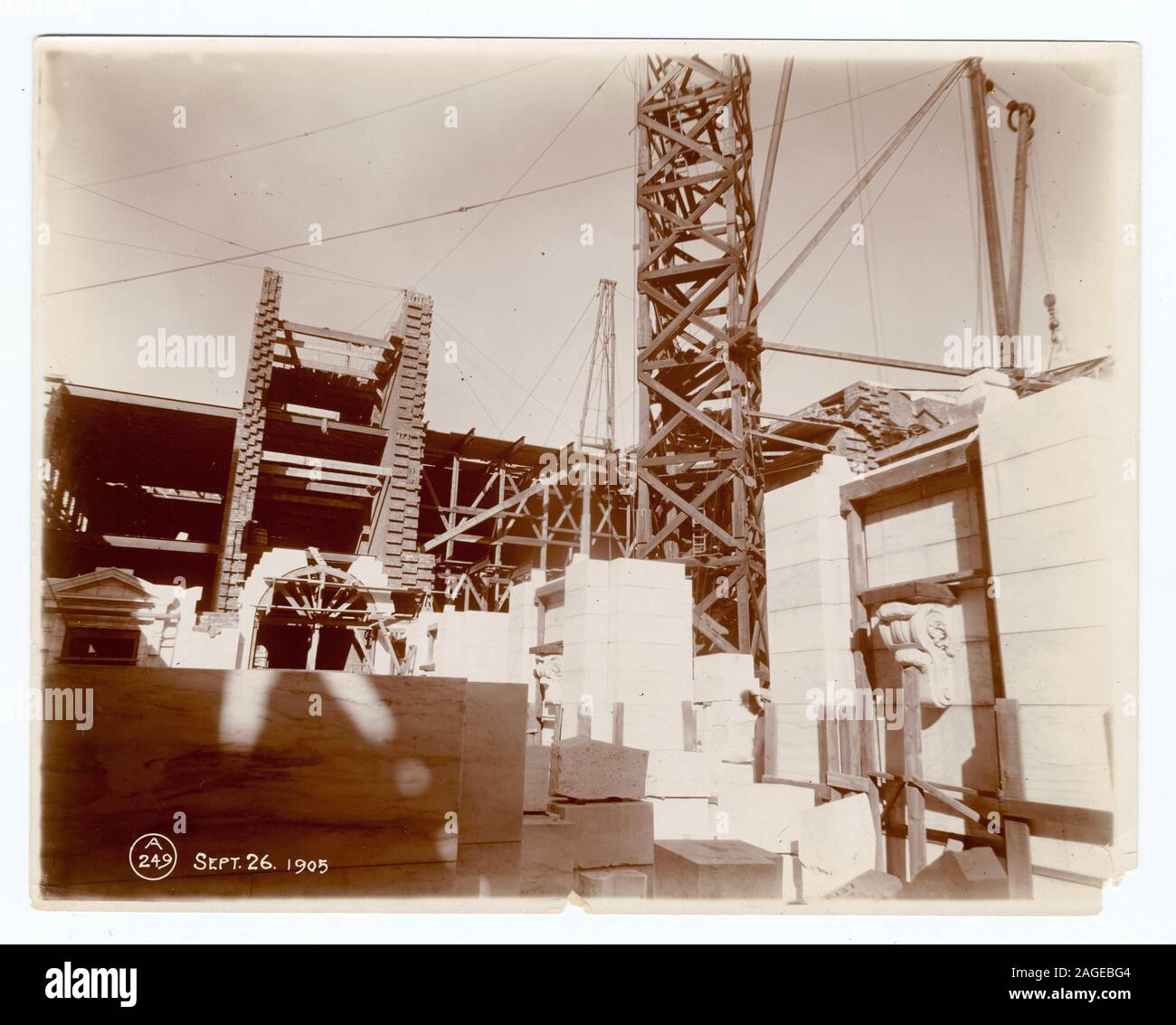 Innenausbau, Astor Hall: Bau von Mauern und einem Arch.; Innenausbau ...