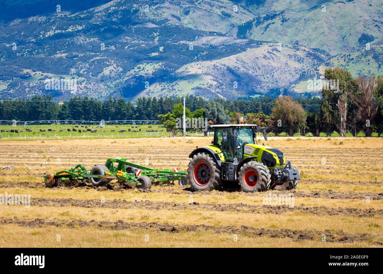 Traktor mit pflug -Fotos und -Bildmaterial in hoher Auflösung – Alamy