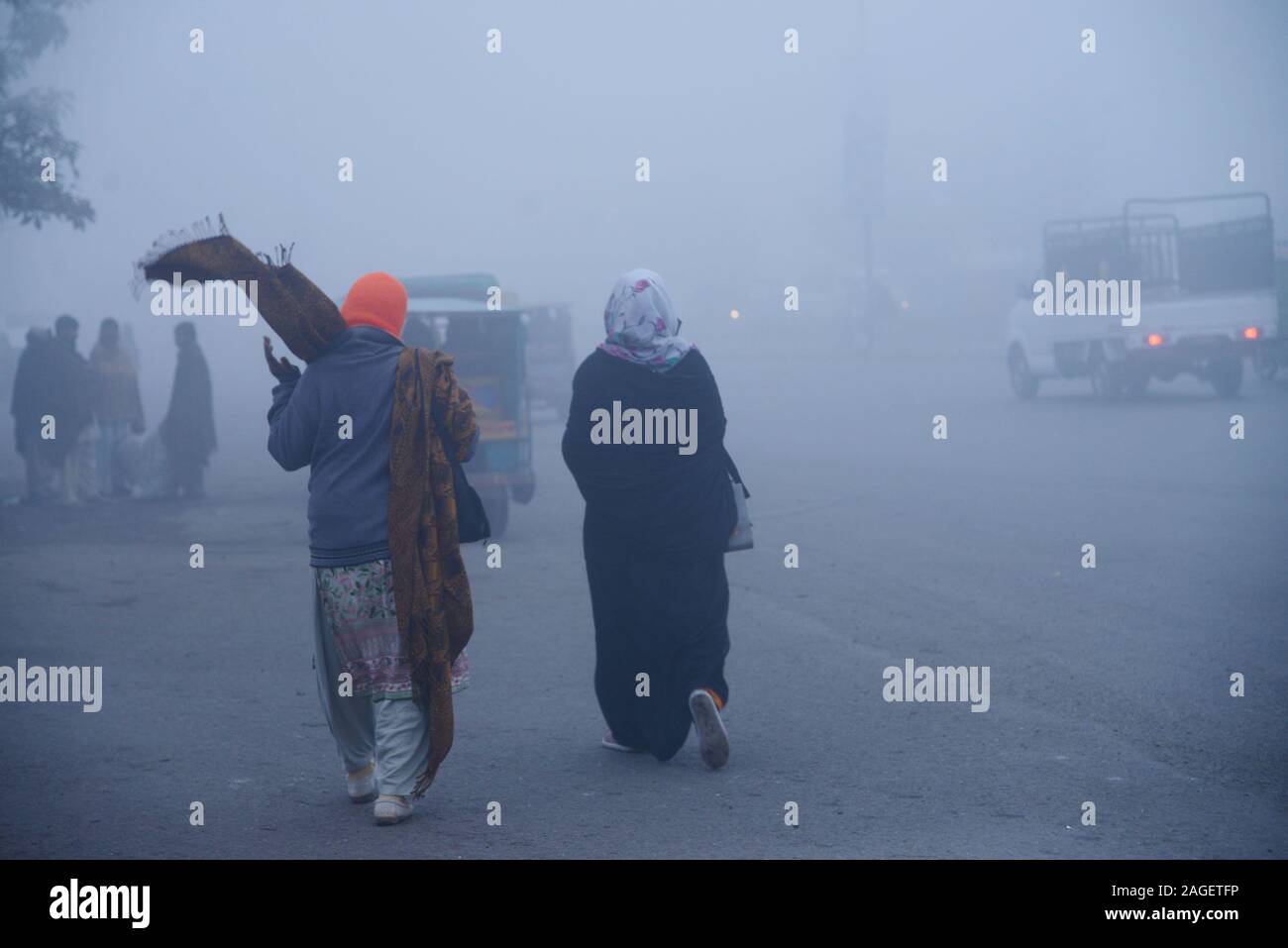 Lahore, Pakistan. 17 Dez, 2019. Das pakistanische Volk und Pendler auf ...
