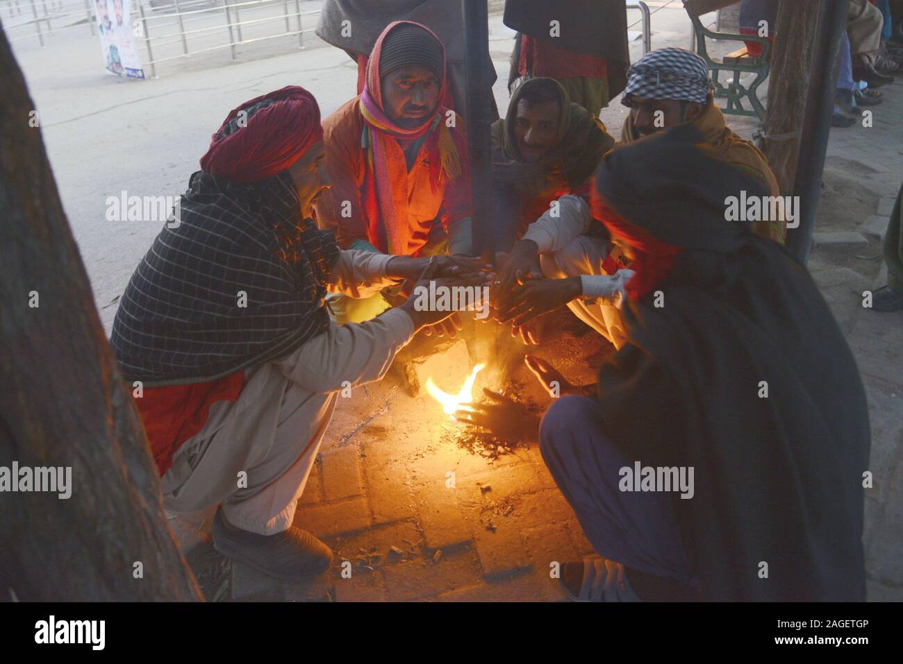 Lahore, Pakistan. 17 Dez, 2019. Das pakistanische Volk und Pendler auf ...