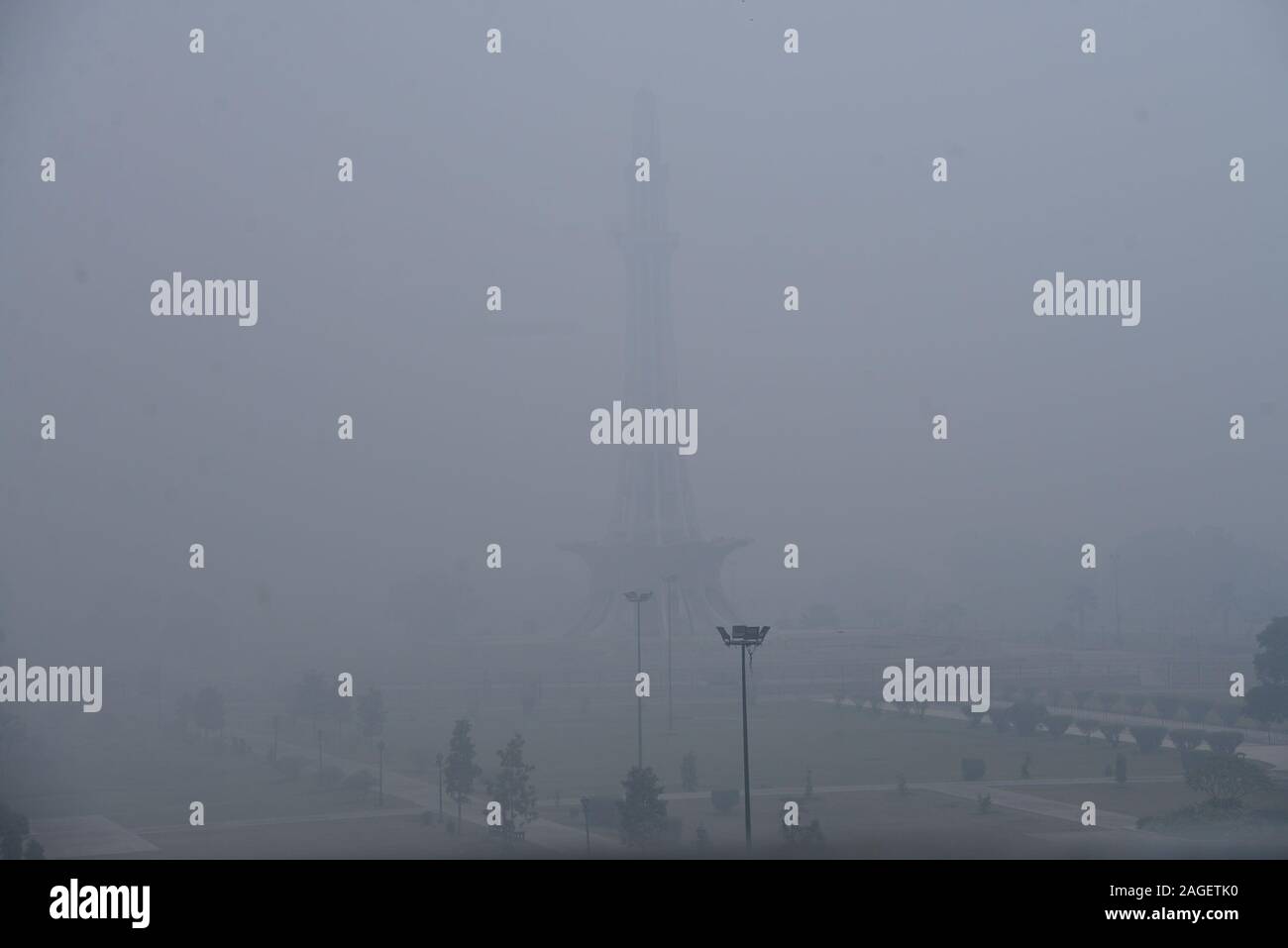 Lahore, Pakistan. 17 Dez, 2019. Das pakistanische Volk und Pendler auf ...