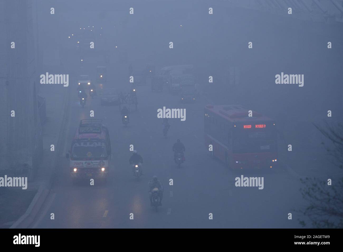 Lahore, Pakistan. 17 Dez, 2019. Das pakistanische Volk und Pendler auf ...