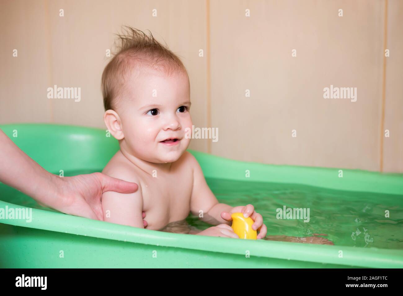 Mädchen kind baden wasser -Fotos und -Bildmaterial in hoher Auflösung ...