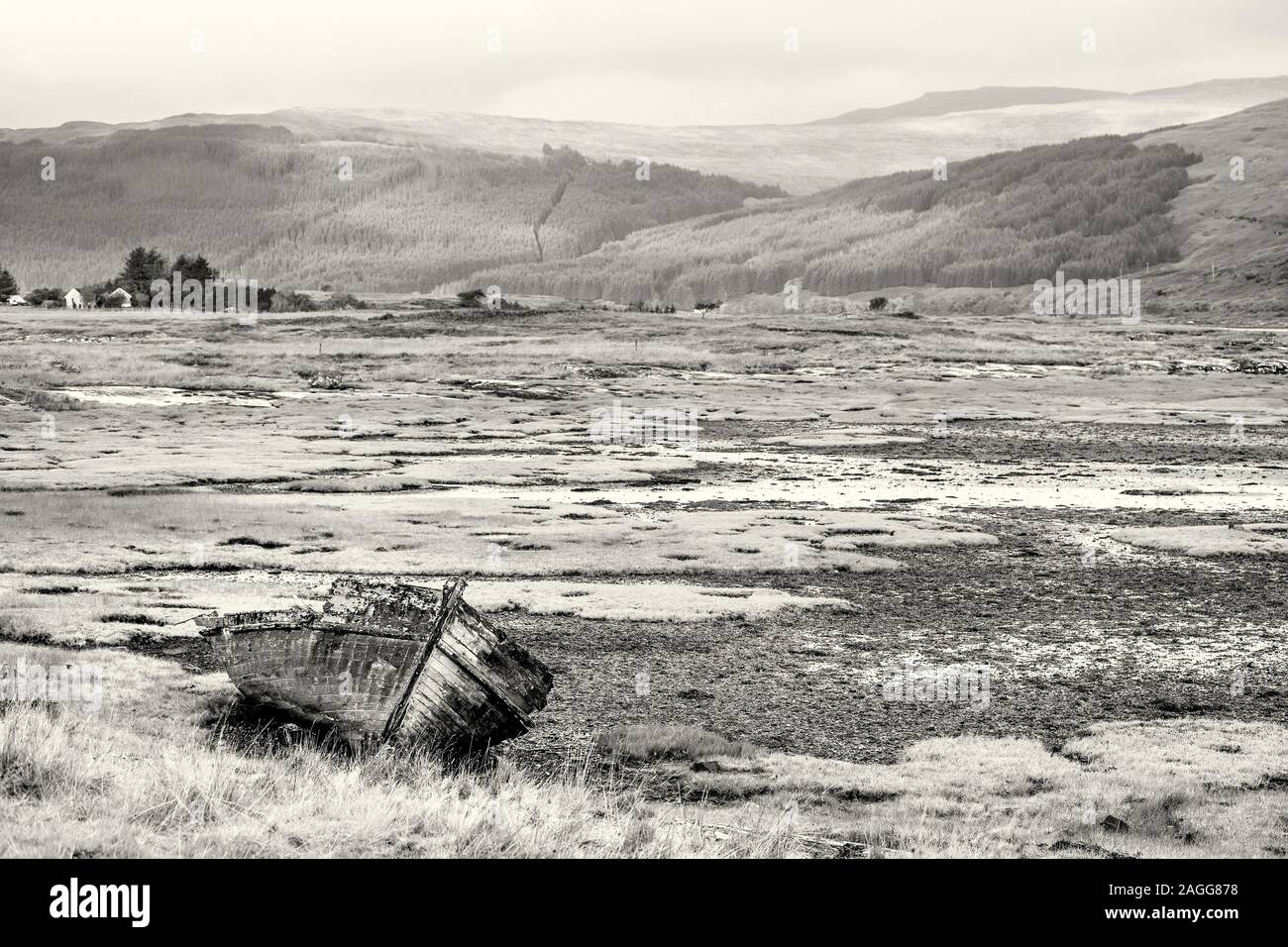 Blick auf Loch Beg an Pennyghael bei Ebbe mit alten, Hulk eines Bootes ...