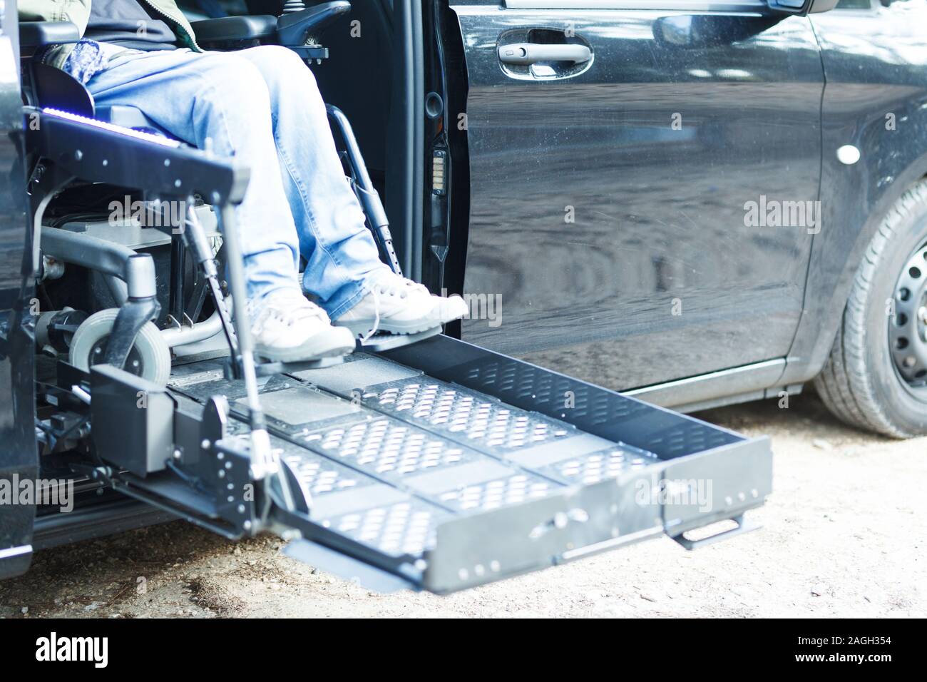 Behinderte Menschen im Rollstuhl auf der Hebebühne Stockfotografie - Alamy