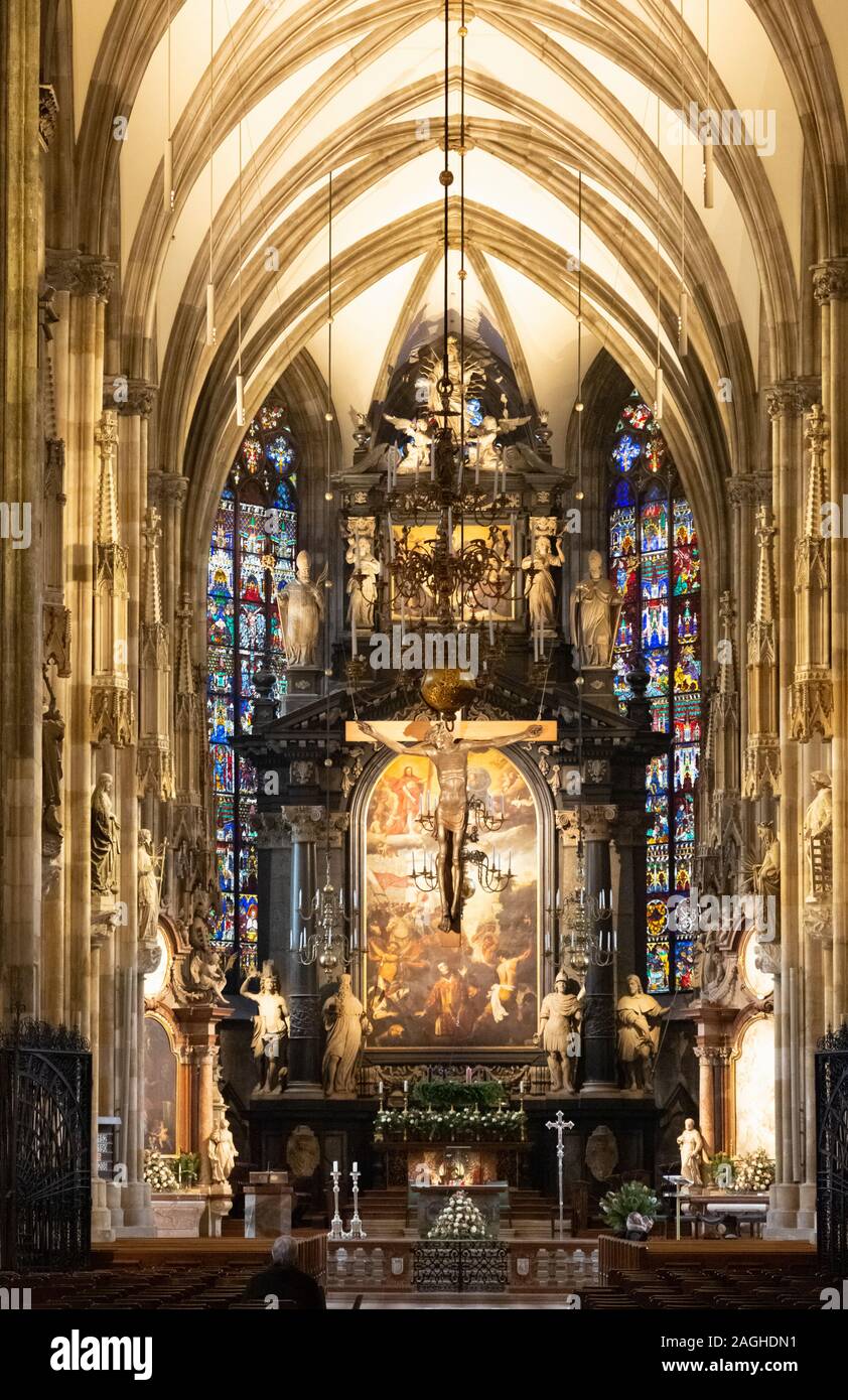 Stephansdom Wien Österreich - Interieur, Langhaus und Altar, Österreich ...