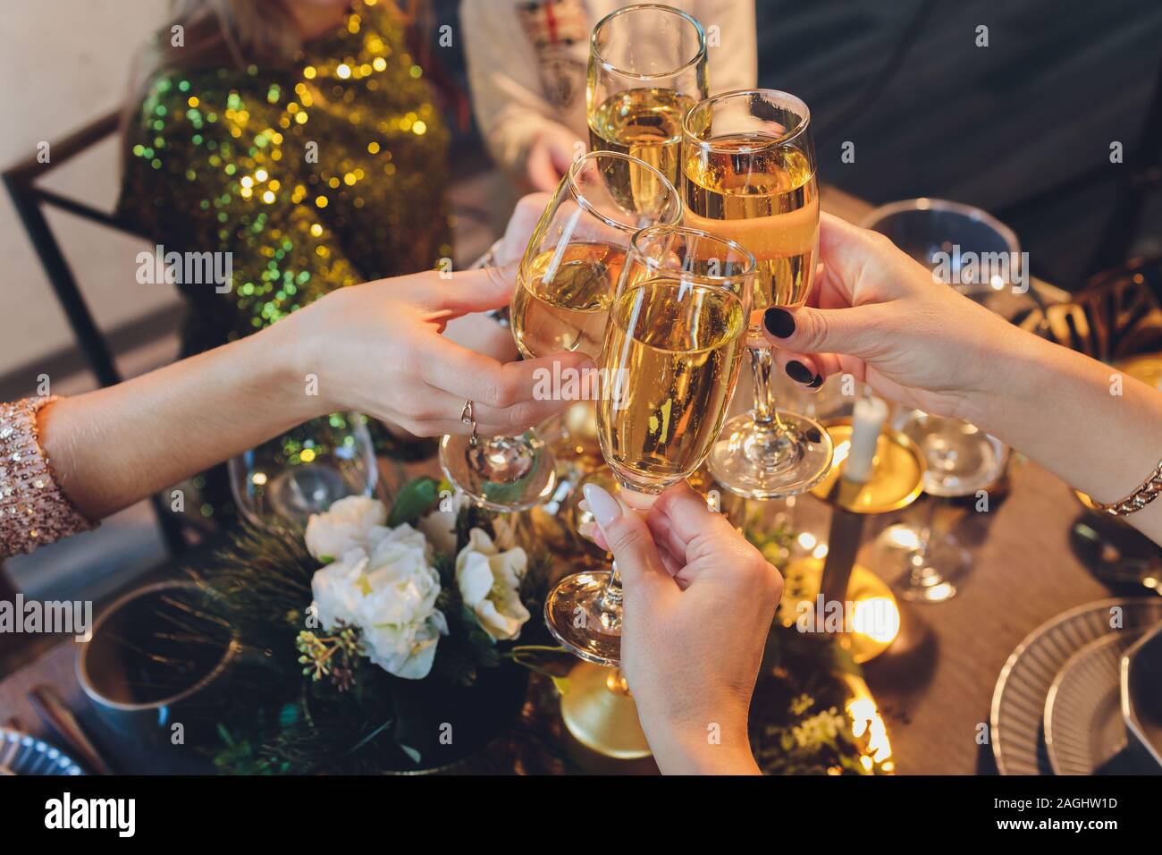 Anstoßen mit Alkohol und Toasten, party Stockfotografie - Alamy