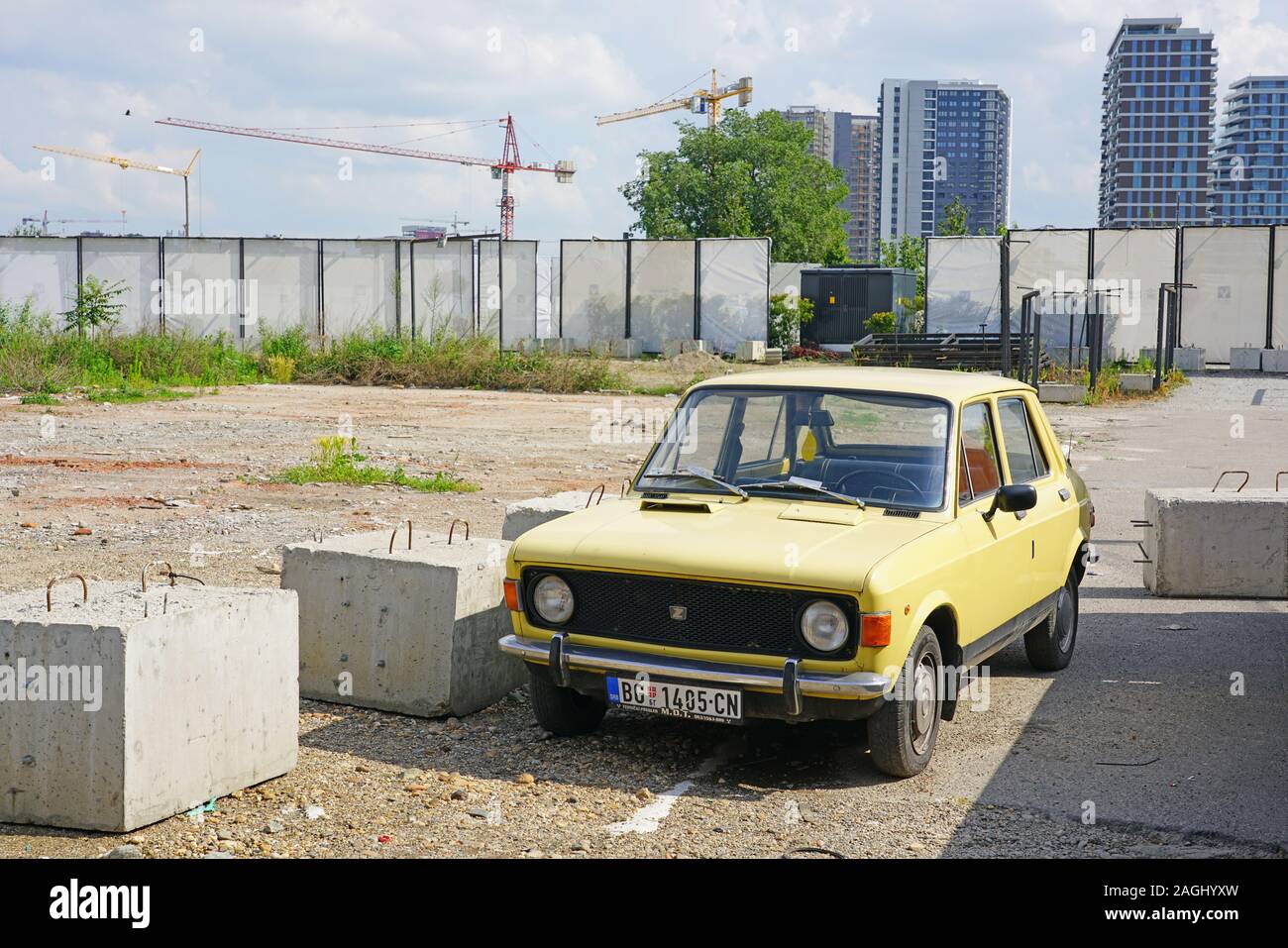 Yugo car in belgrade serbia -Fotos und -Bildmaterial in hoher Auflösung ...