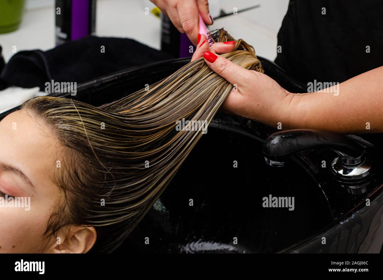 Wet hair beauty -Fotos und -Bildmaterial in hoher Auflösung – Alamy