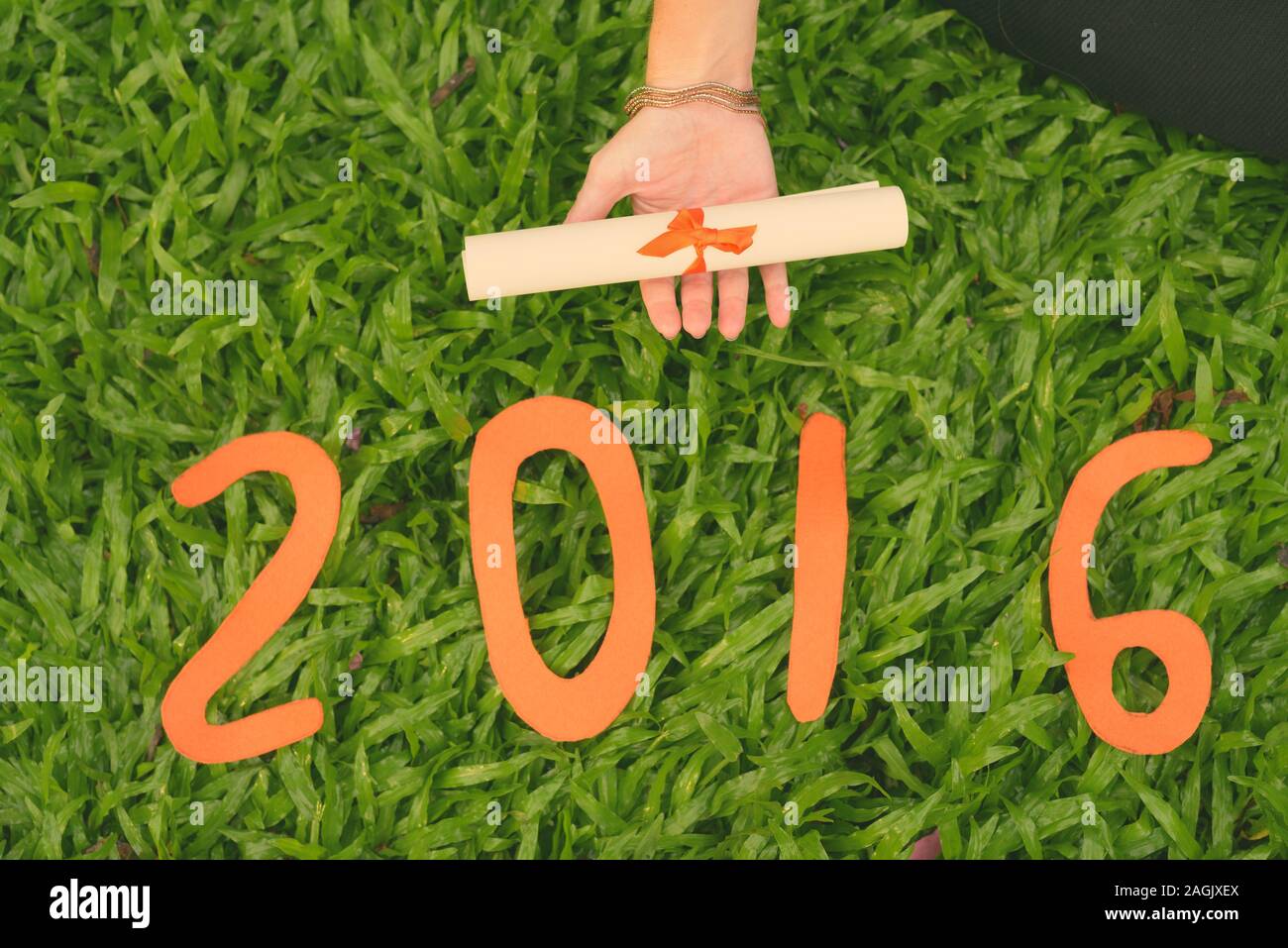 Junge frau die hand -Fotos und -Bildmaterial in hoher Auflösung – Alamy