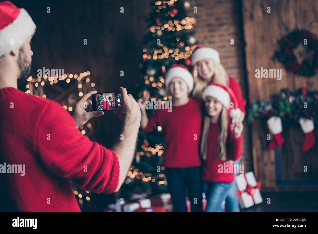 Verschwommenen Foto von Papa unter Foto von zwei Kinder mit Mama in der ...
