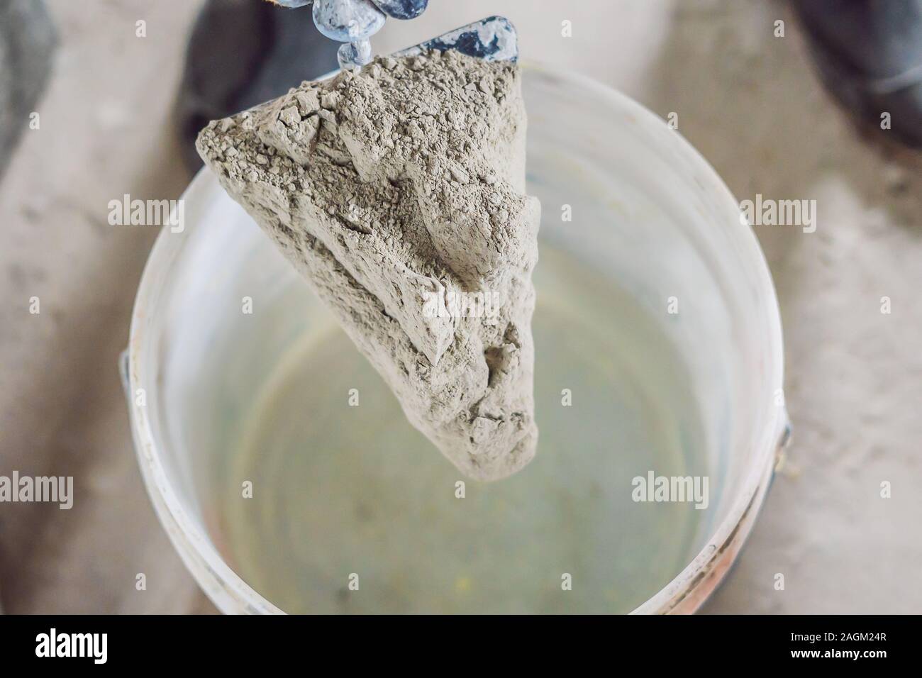 Man mixing cement in bucket -Fotos und -Bildmaterial in hoher Auflösung ...