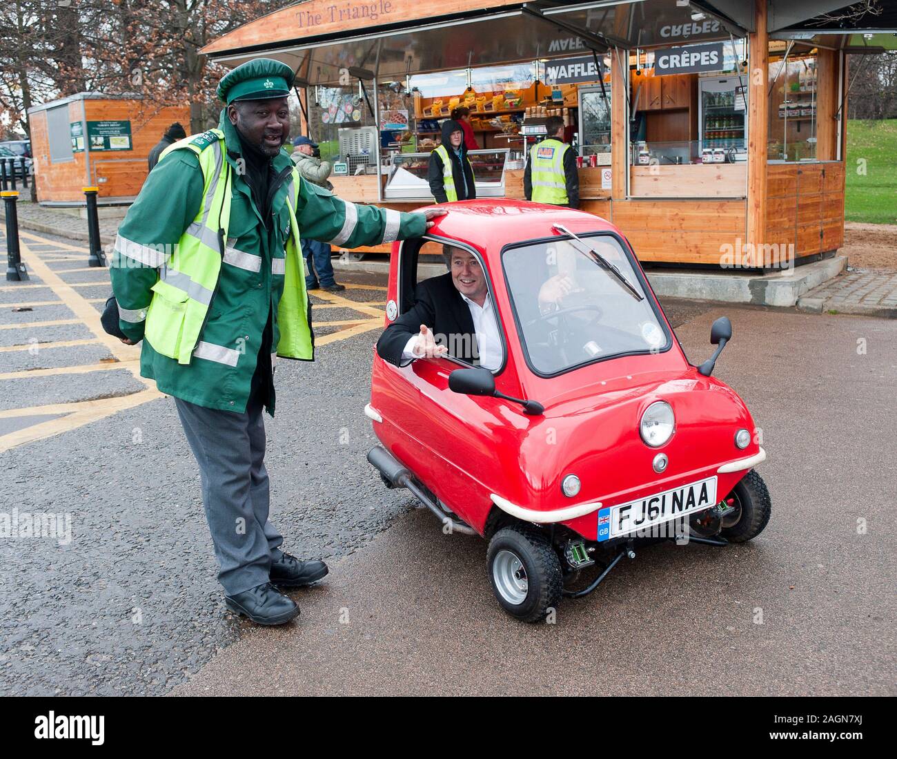 Ein Peel P50 das kleinste Auto der Welt ist die Straße um die Straßen ...