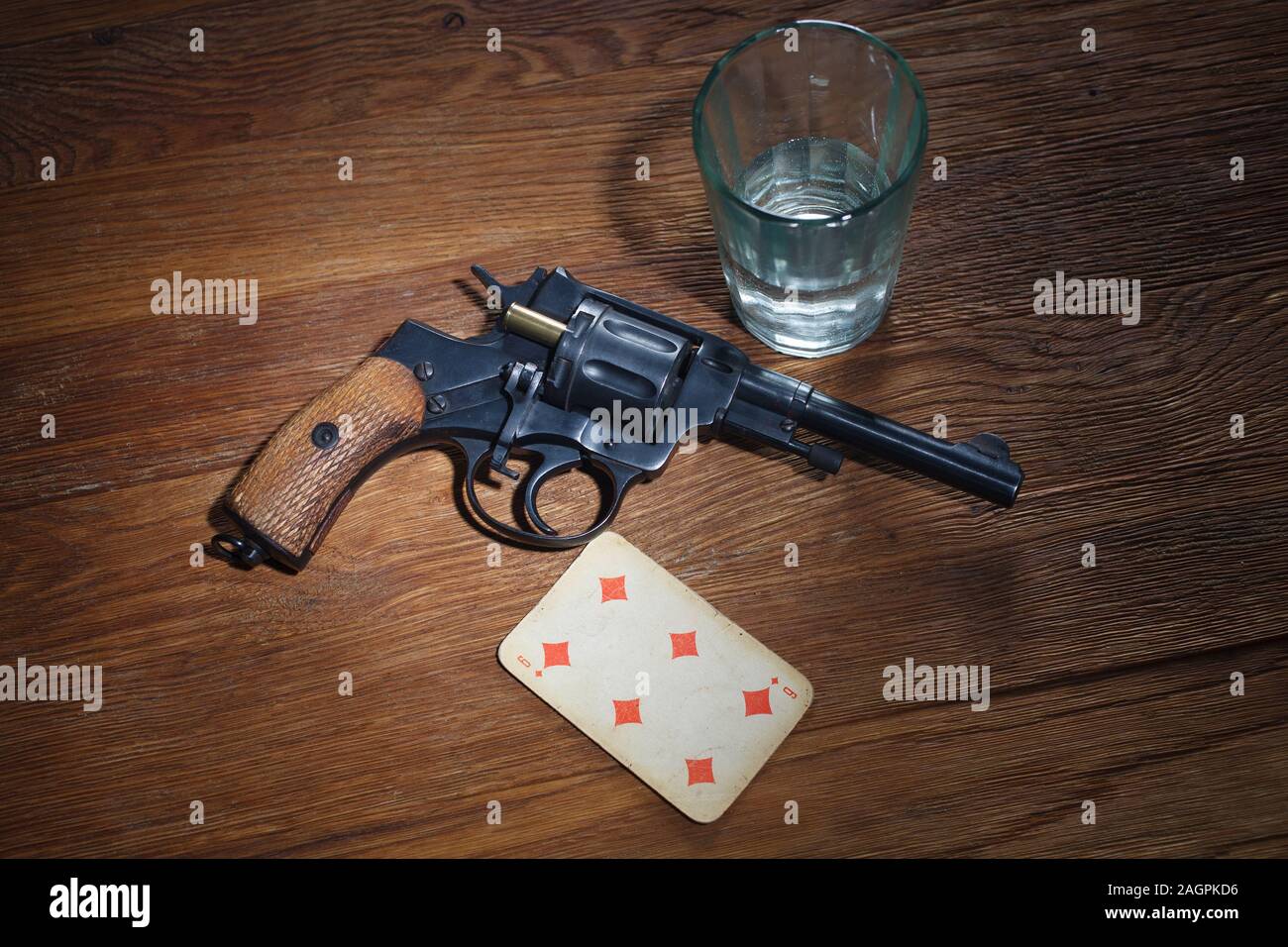 Russisches Roulette - sechs von Diamanten plaing Karte, Glas Wodka und ...