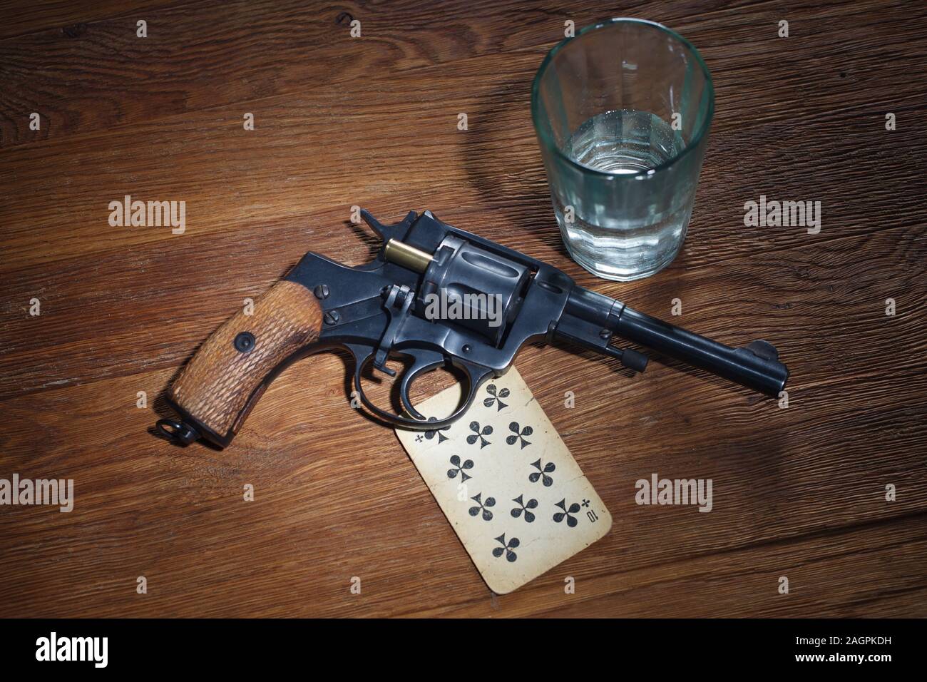 Russisches Roulette - zehn Vereine plaing Karte, Glas Wodka und ...